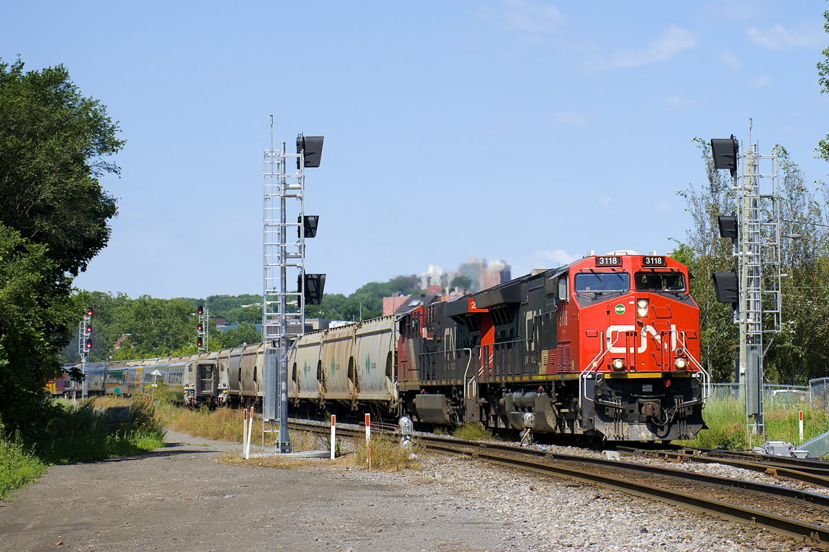 Railpictures.ca - Michael Berry Photo: CN B730 is heading east through St-Henri as it splits a ...
