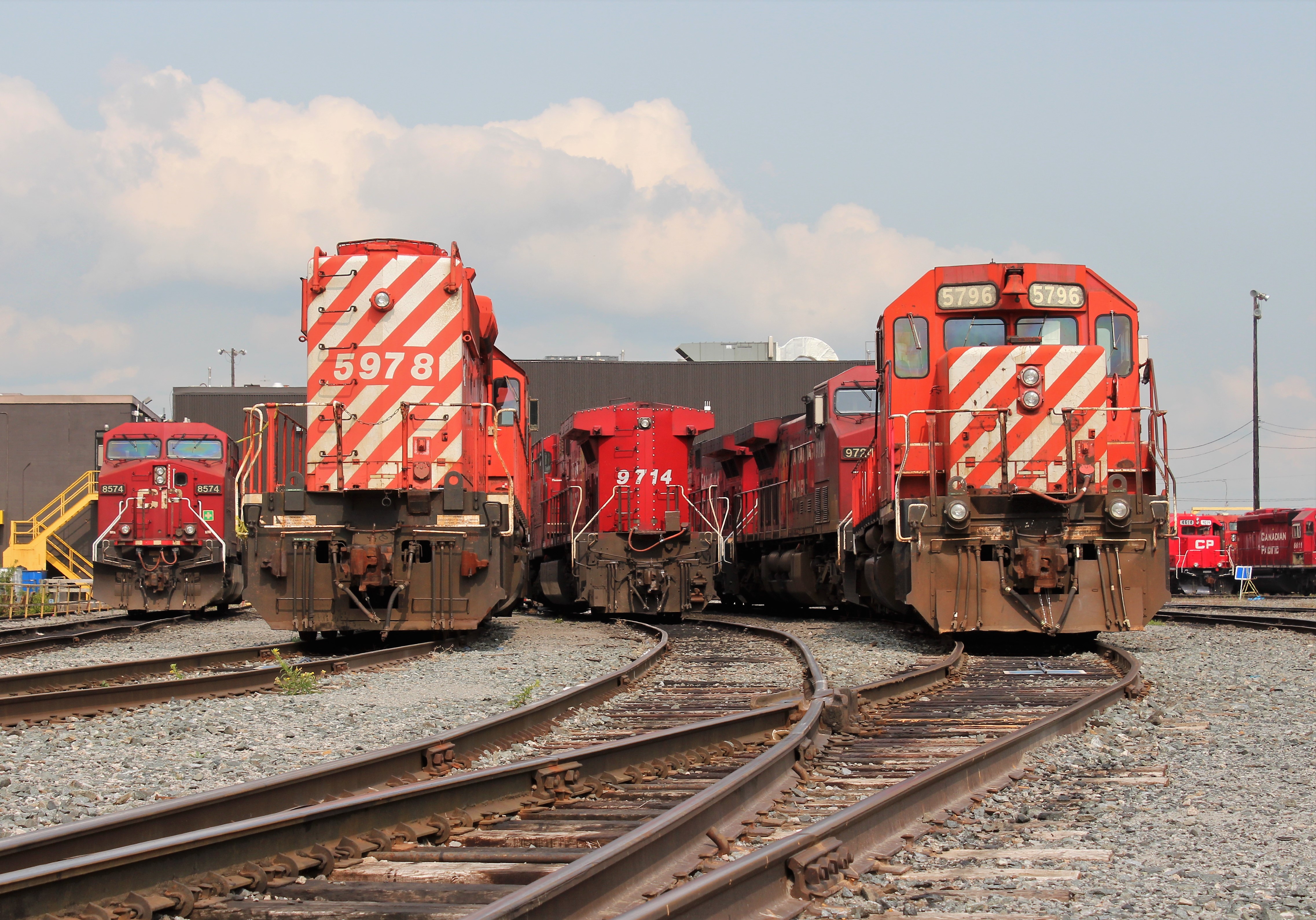 Railpictures.ca - Paul Santos Photo: A pair of SD40-2′s are in the clear on this day. The 5796 ...