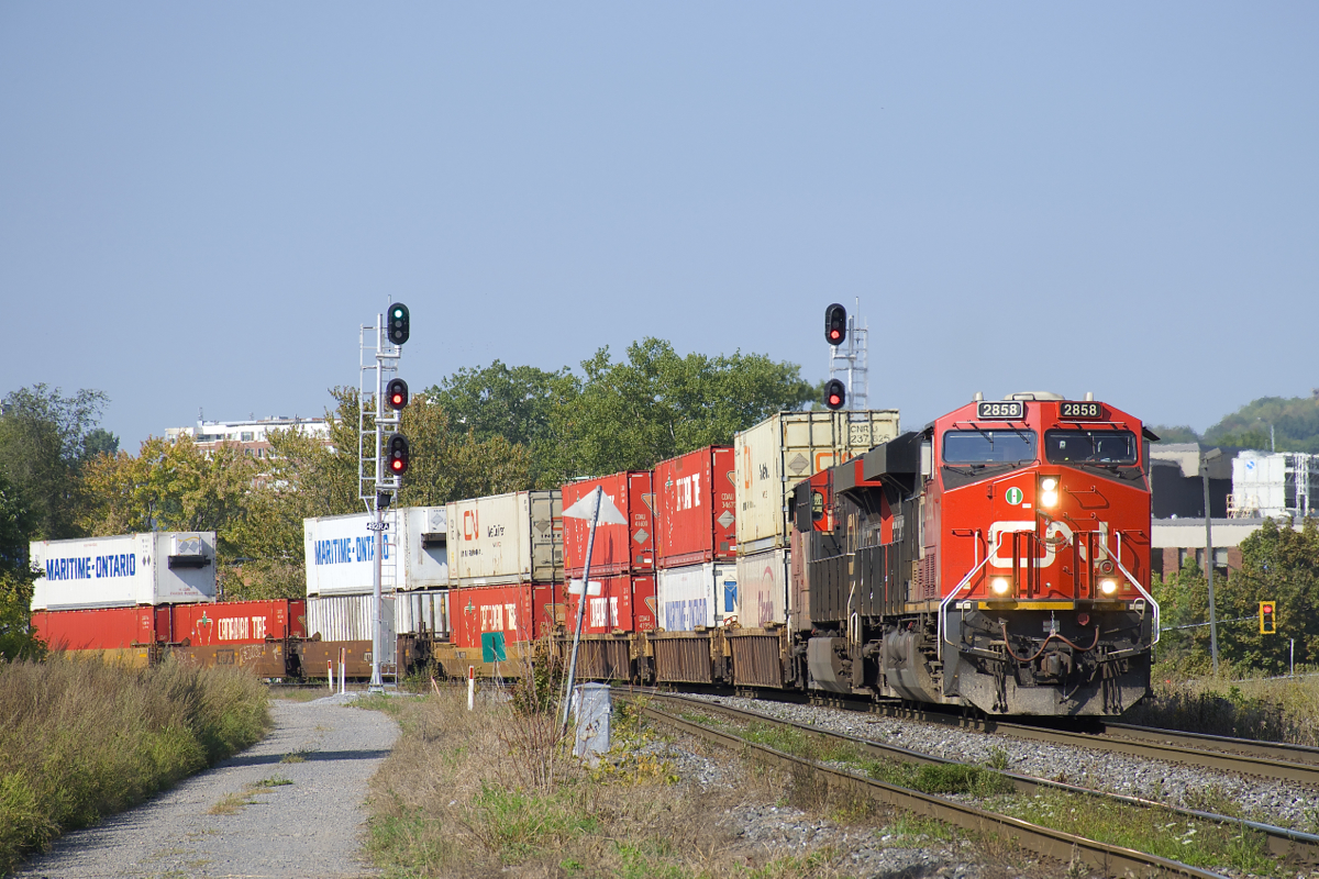 Railpictures.ca - Michael Berry Photo: A slightly late CN 120 is rounding a curve in the St ...