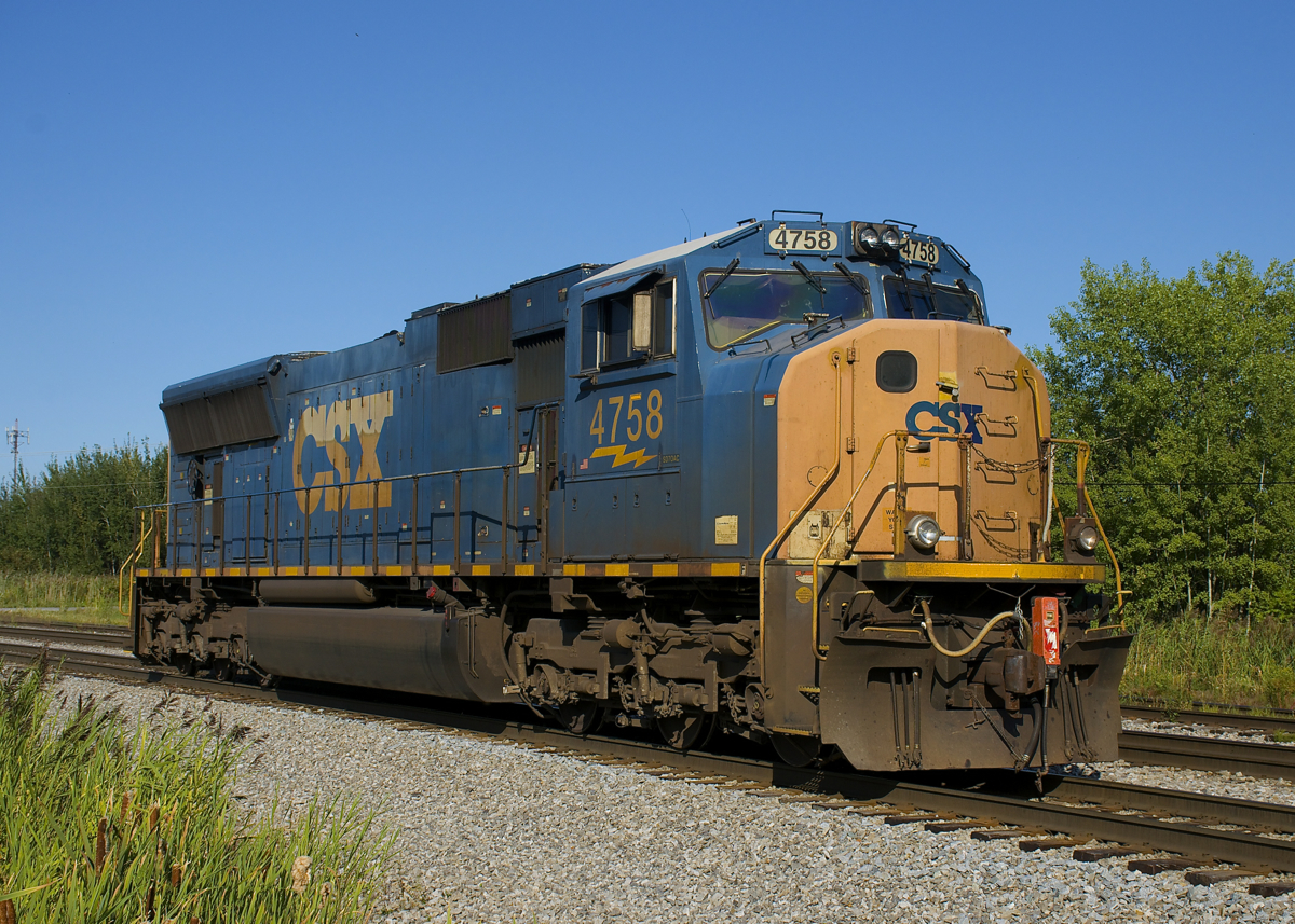 Railpictures.ca - Michael Berry Photo: A CSX SD70MAC basks in the sun in Beauharnois a few hours ...