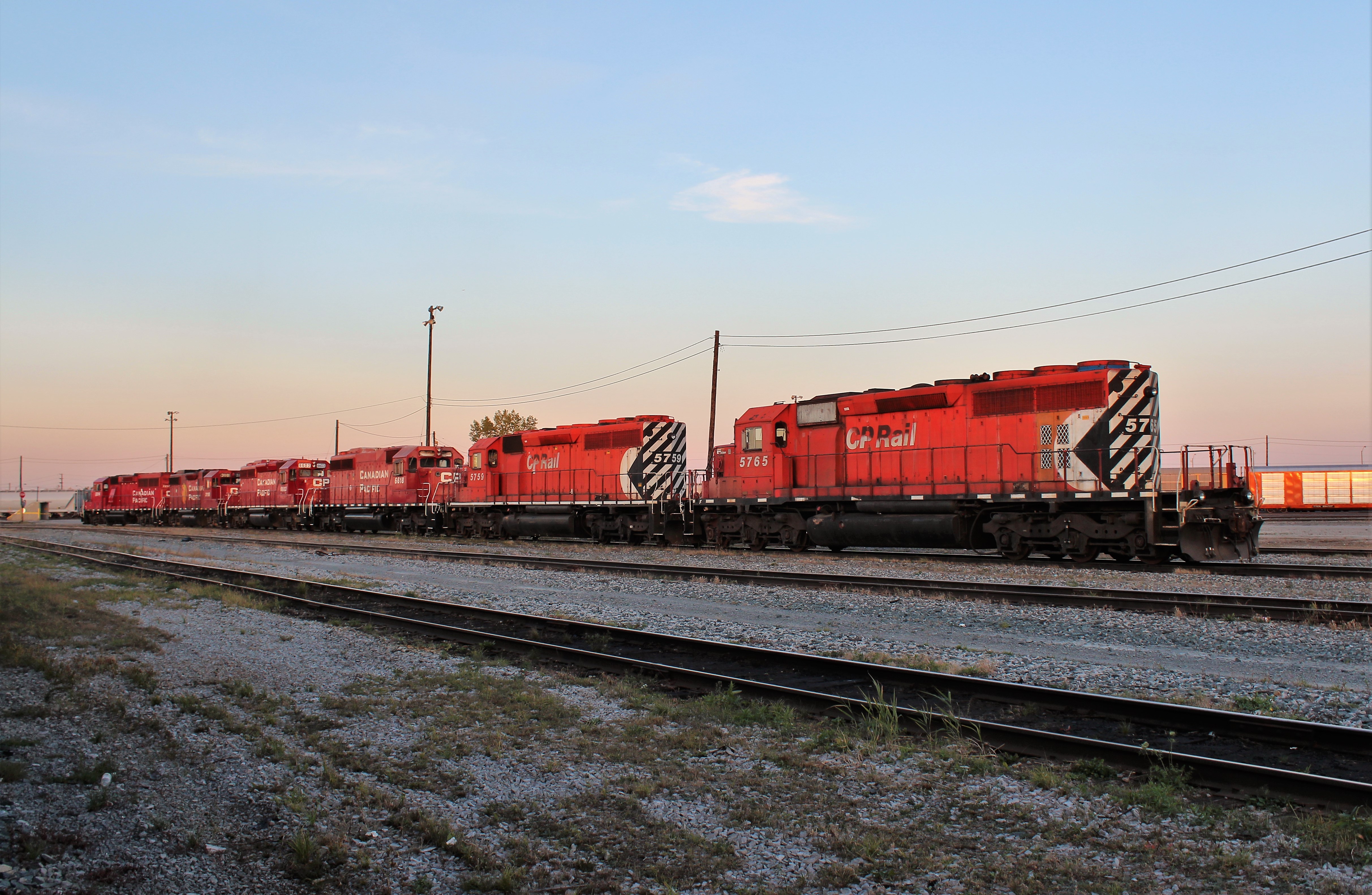 Railpictures.ca - Paul Santos Photo: Local T10 backs onto the servicing tracks with it’s “scrap ...