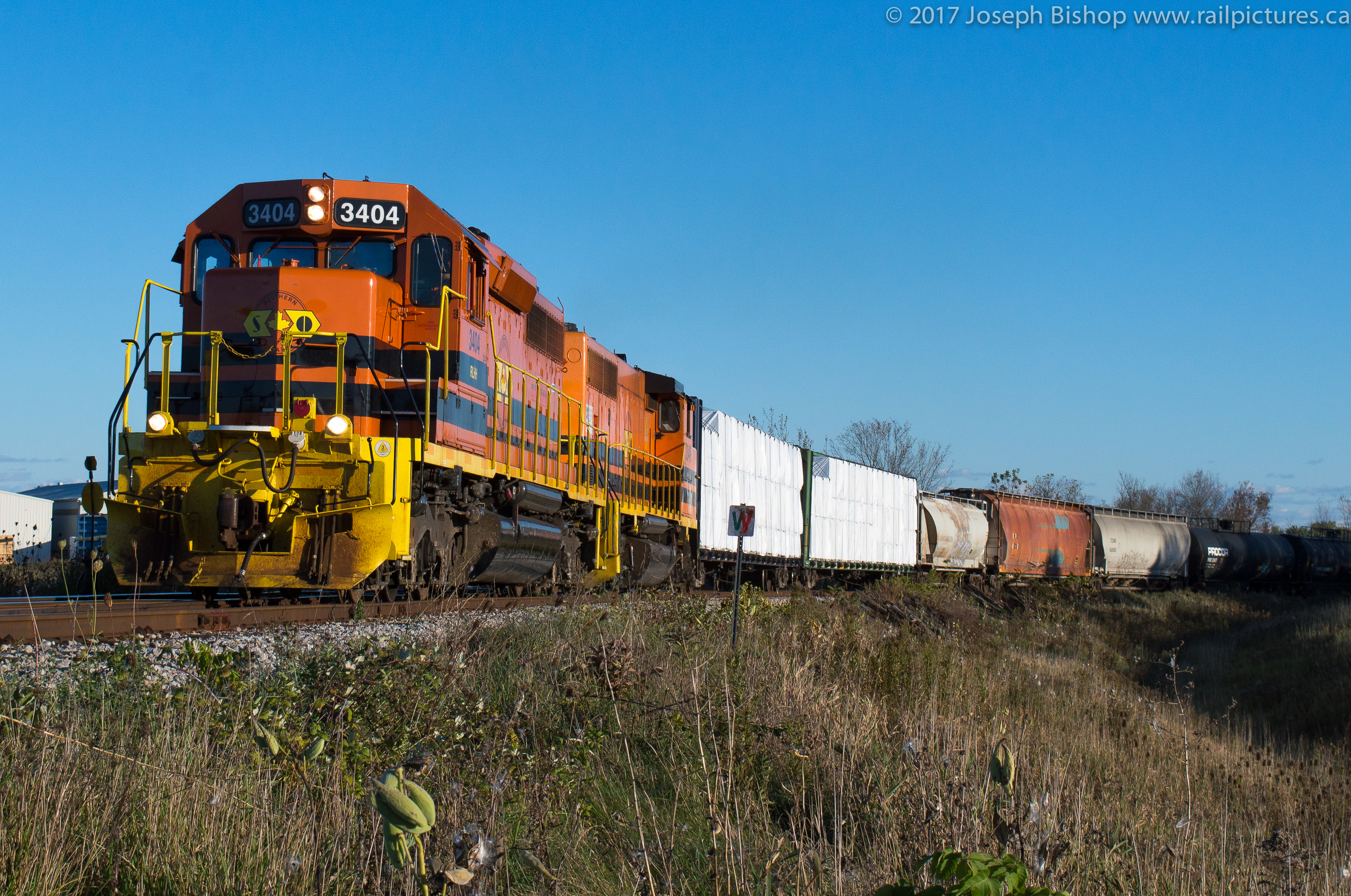 Railpictures.ca - Joseph Bishop Photo: RLHH 3404 leads RLHH 597 around the North Leg of the wye ...