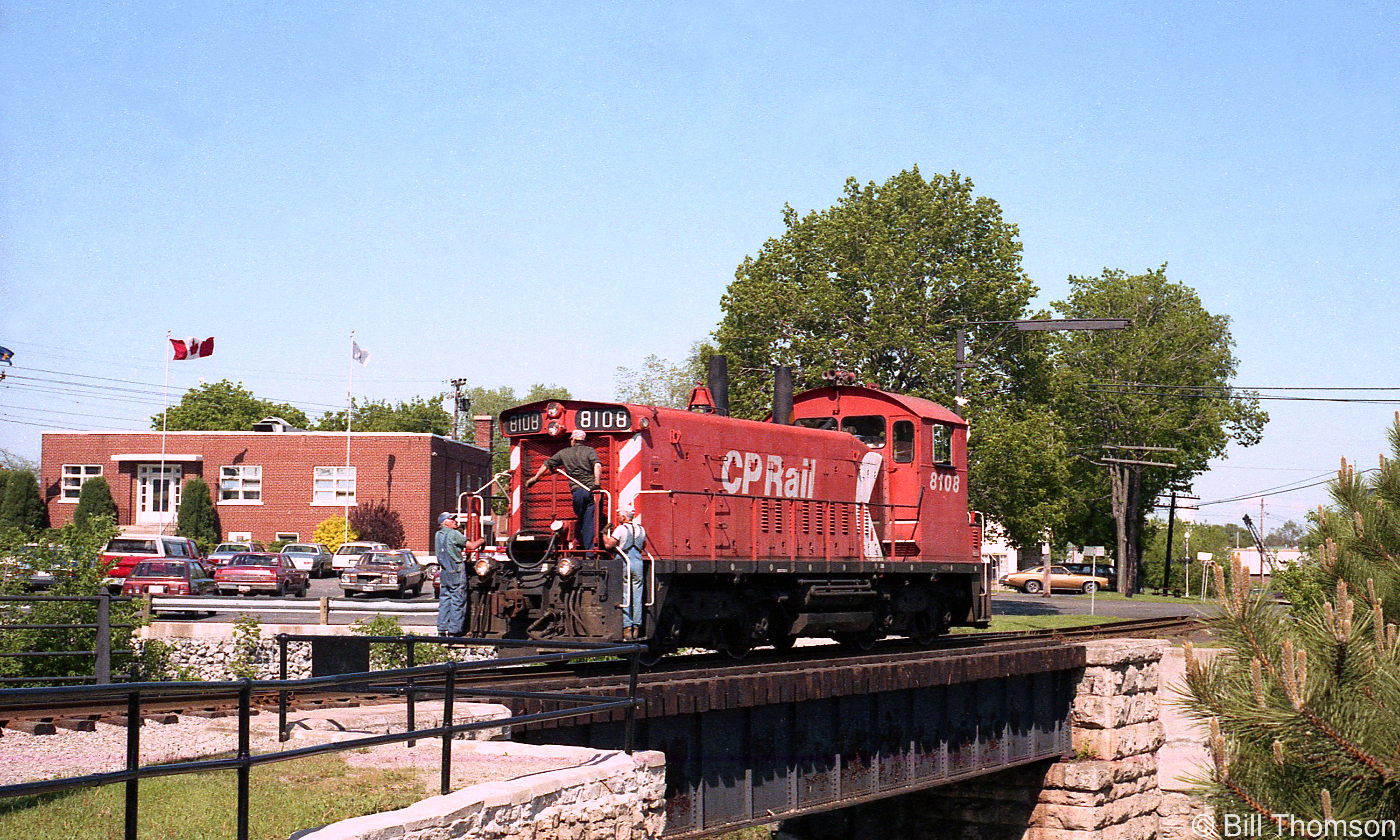 Railpictures.ca - Bill Thomson Photo: With crew riding the front porch, steps and footboards, CP ...