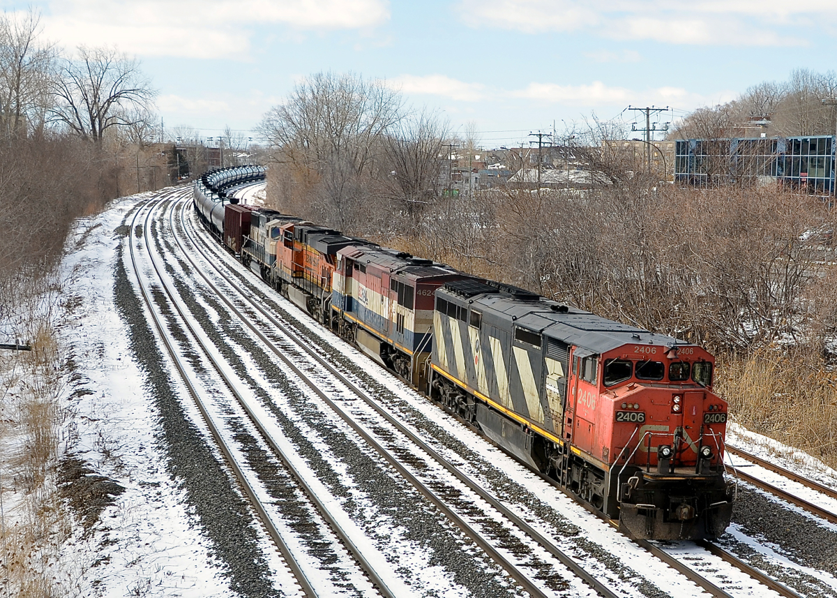 Railpictures.ca - Michael Berry Photo: Loaded oil train CN 710 is slowing down for a crew change ...