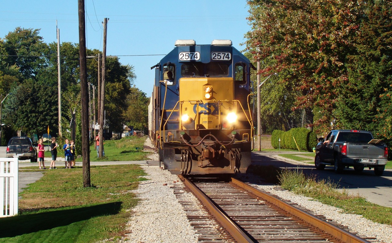 Railpictures.ca - Myles Roach Photo: A group of children stand watching CSX 2574 shove 12 ...