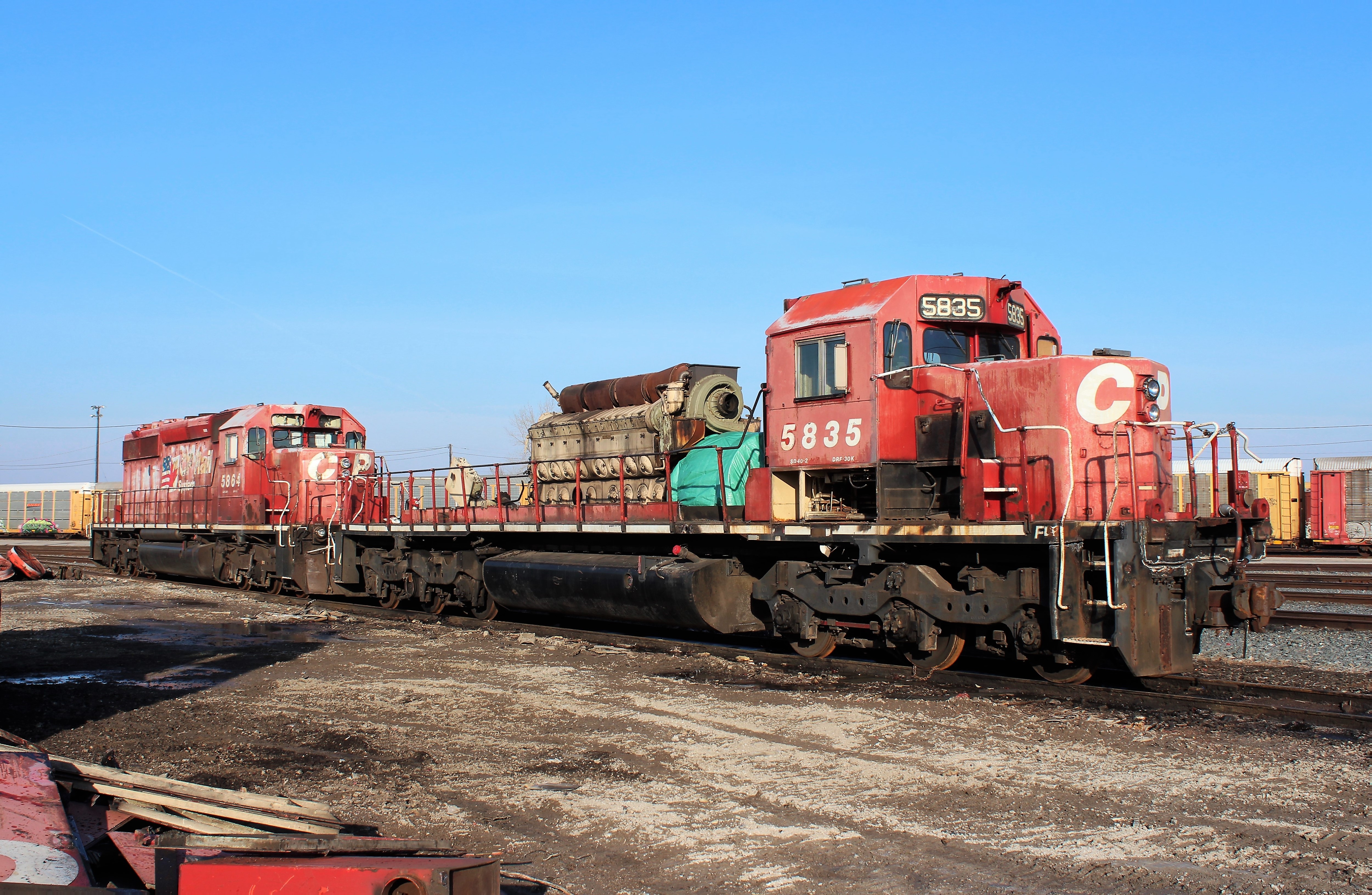 Railpictures.ca - Paul Santos Photo: CP 5864 has been tacked on to 5835 so work on dismantling ...