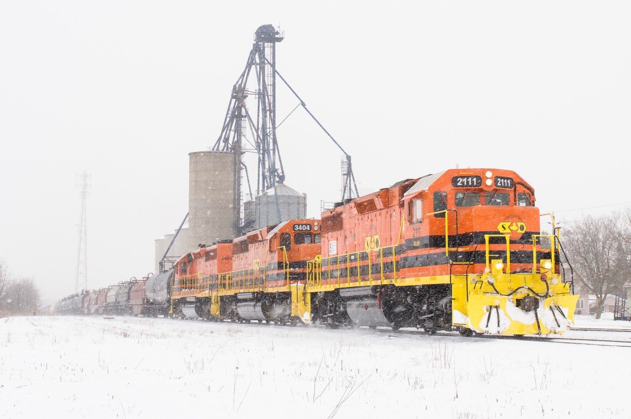 Railpictures.ca - Joseph Bishop Photo: RLHH 595 blasts through Hagersville amid a snow streamer ...