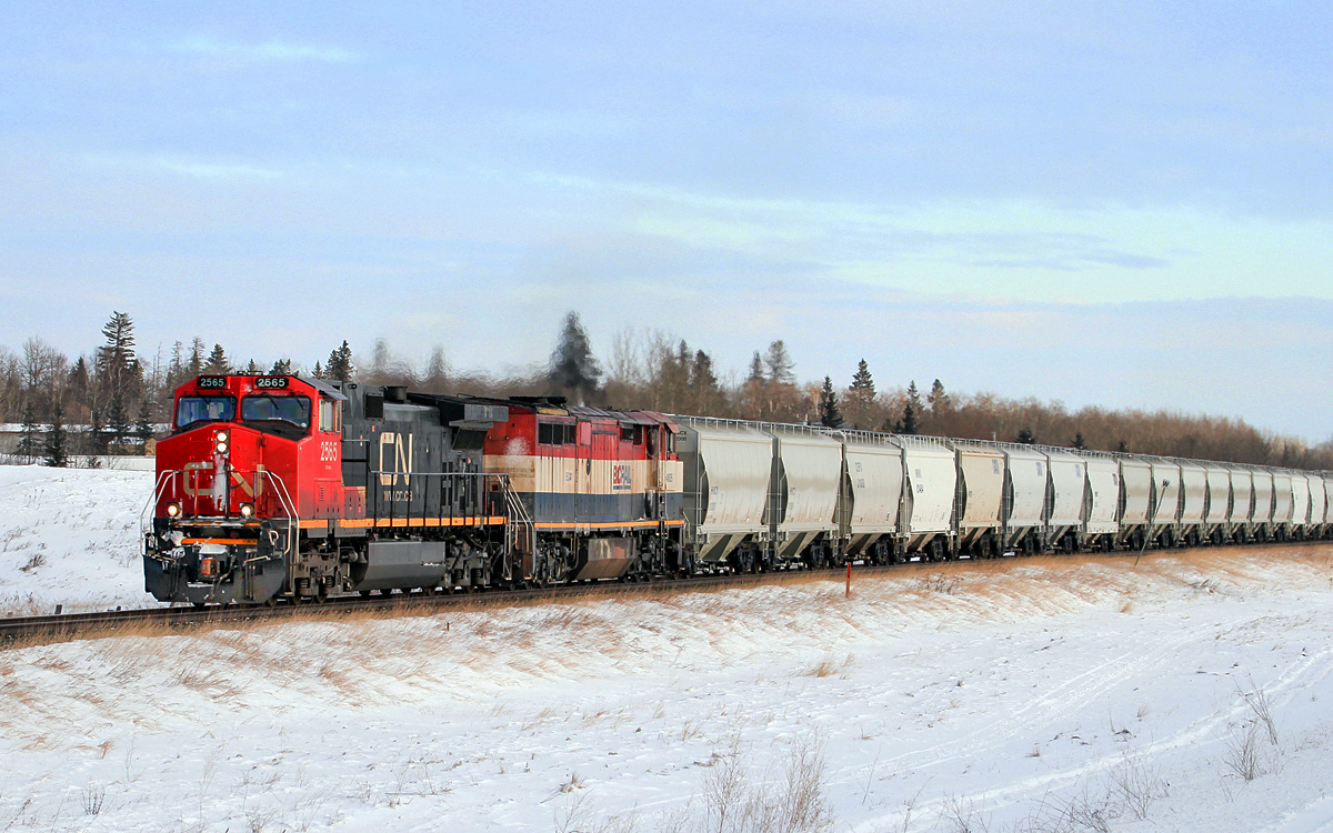 Railpictures.ca - colin arnot Photo: CN 2565 (Dash 9-44CW) and BCOL 4605 (Dash 8-40Cmu) head ...