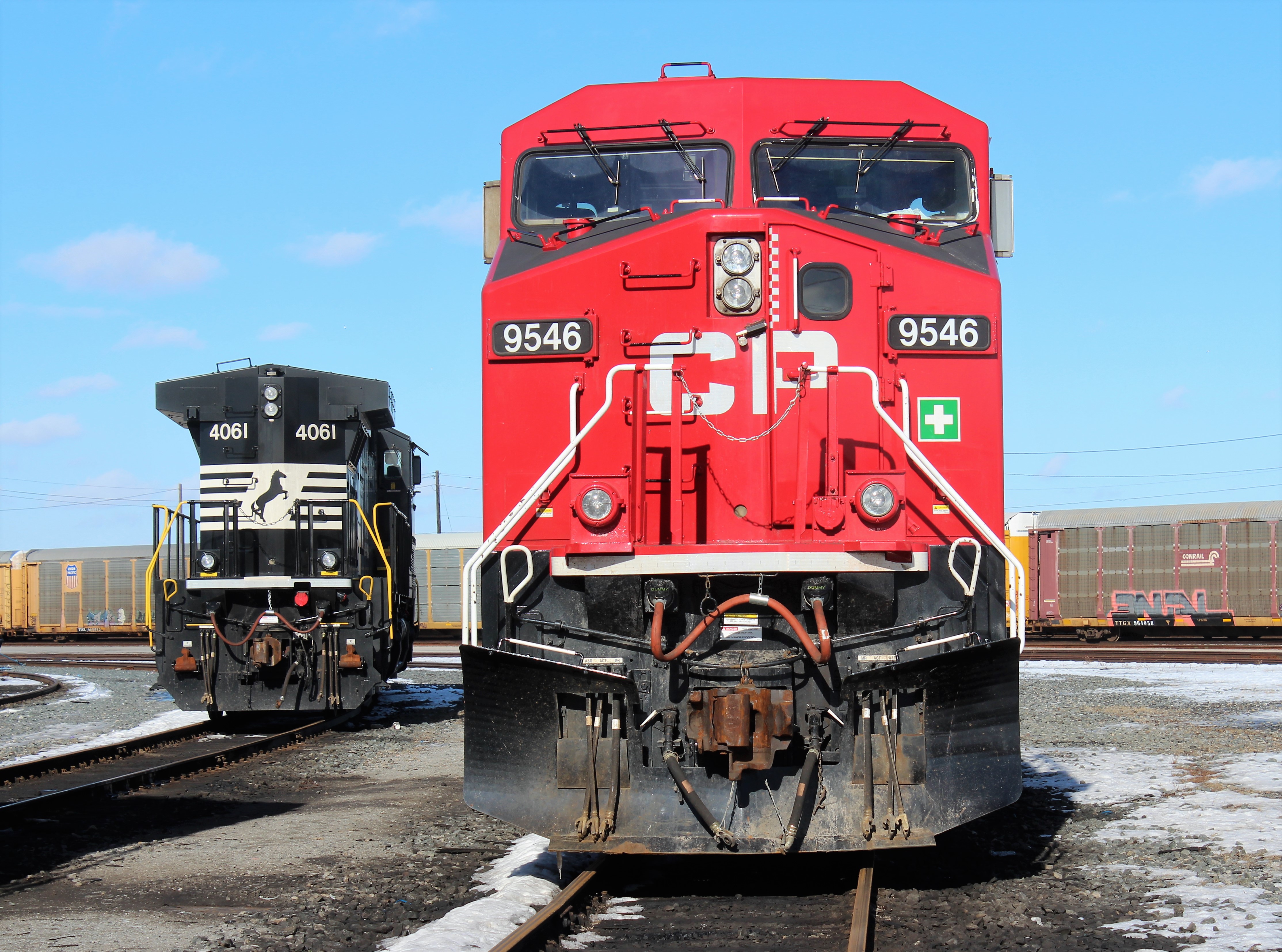 Railpictures.ca - Paul Santos Photo: Fresh faced AC4400 from CP’s first order of GE’s contrasts ...
