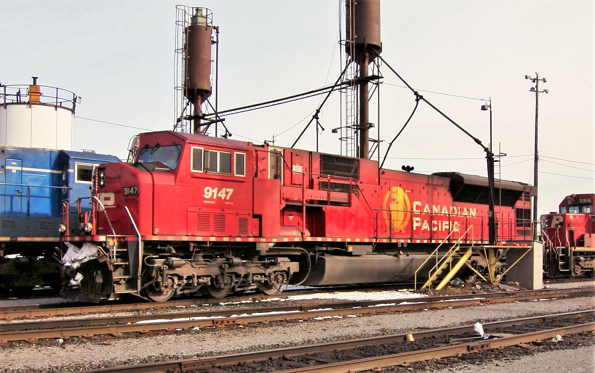 Railpictures.ca - Paul Santos Photo: A MAC90 by the sanding towers at the east end of the shop ...