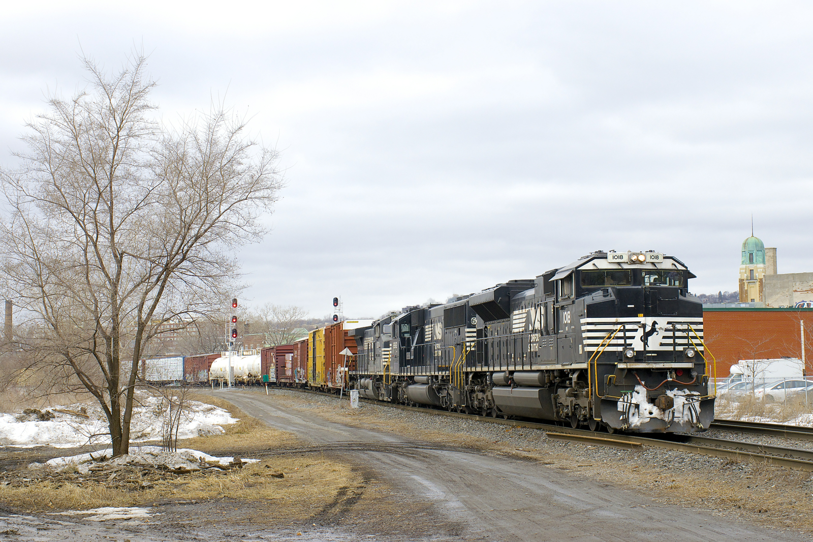 Railpictures.ca - Michael Berry Photo: A 26-car CN 528 has NS 1018, NS 6962 & NS 9374 for power ...