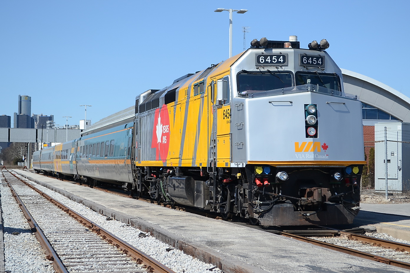 Railpictures.ca - Ian Deck Photo: VIA 6454 with newly applied 40th Anniversary Decal, sits at ...