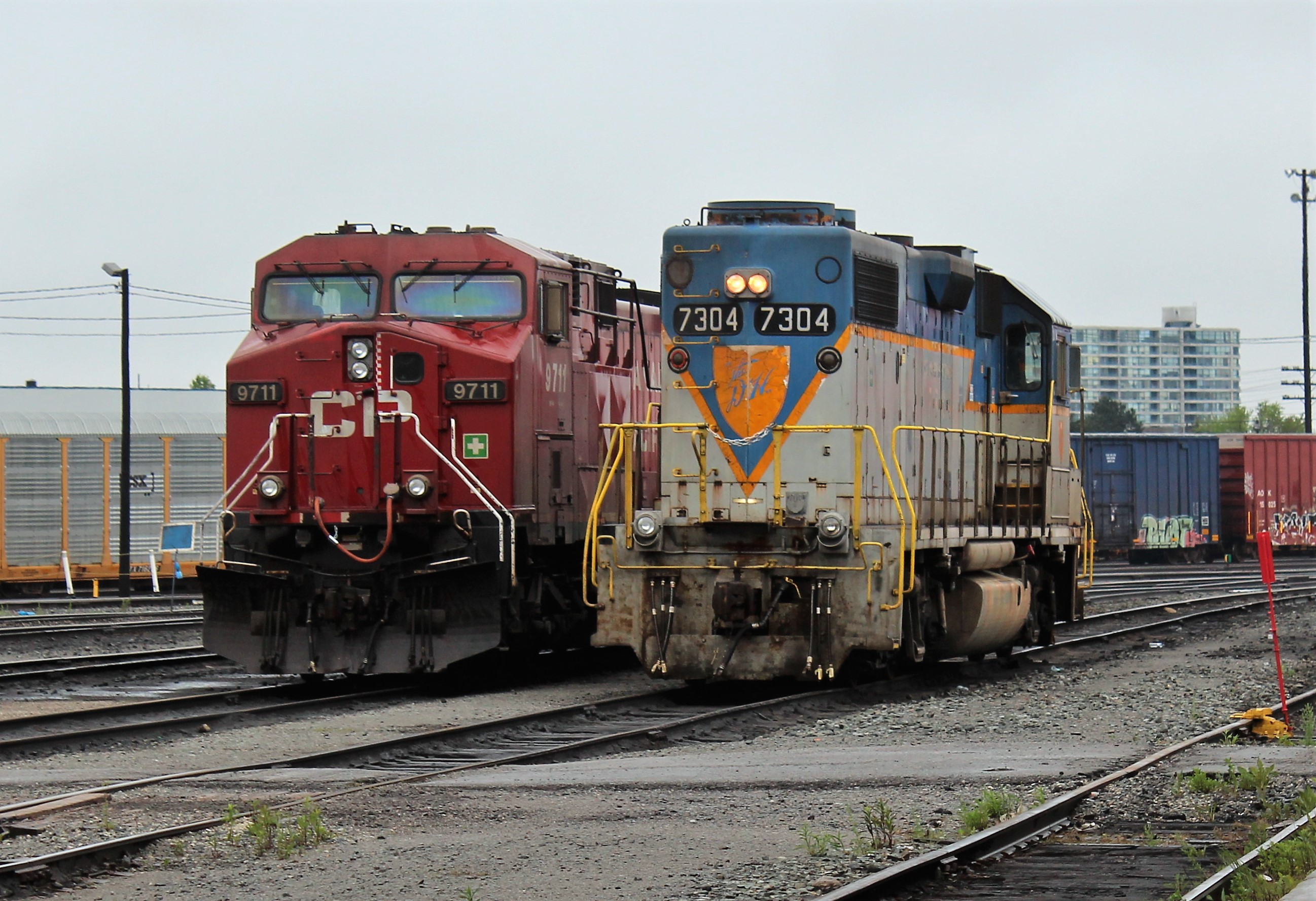 Railpictures.ca - Paul Santos Photo: Delaware & Hudson GP38-2 #7304 poses with AC4400 9711 on a ...
