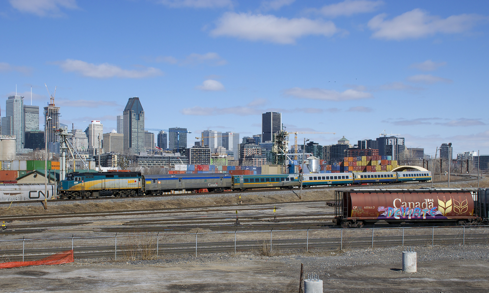 Railpictures.ca - Michael Berry Photo: VIA 6438 leads VIA 65 past the CN Pointe St-Charles Yard ...