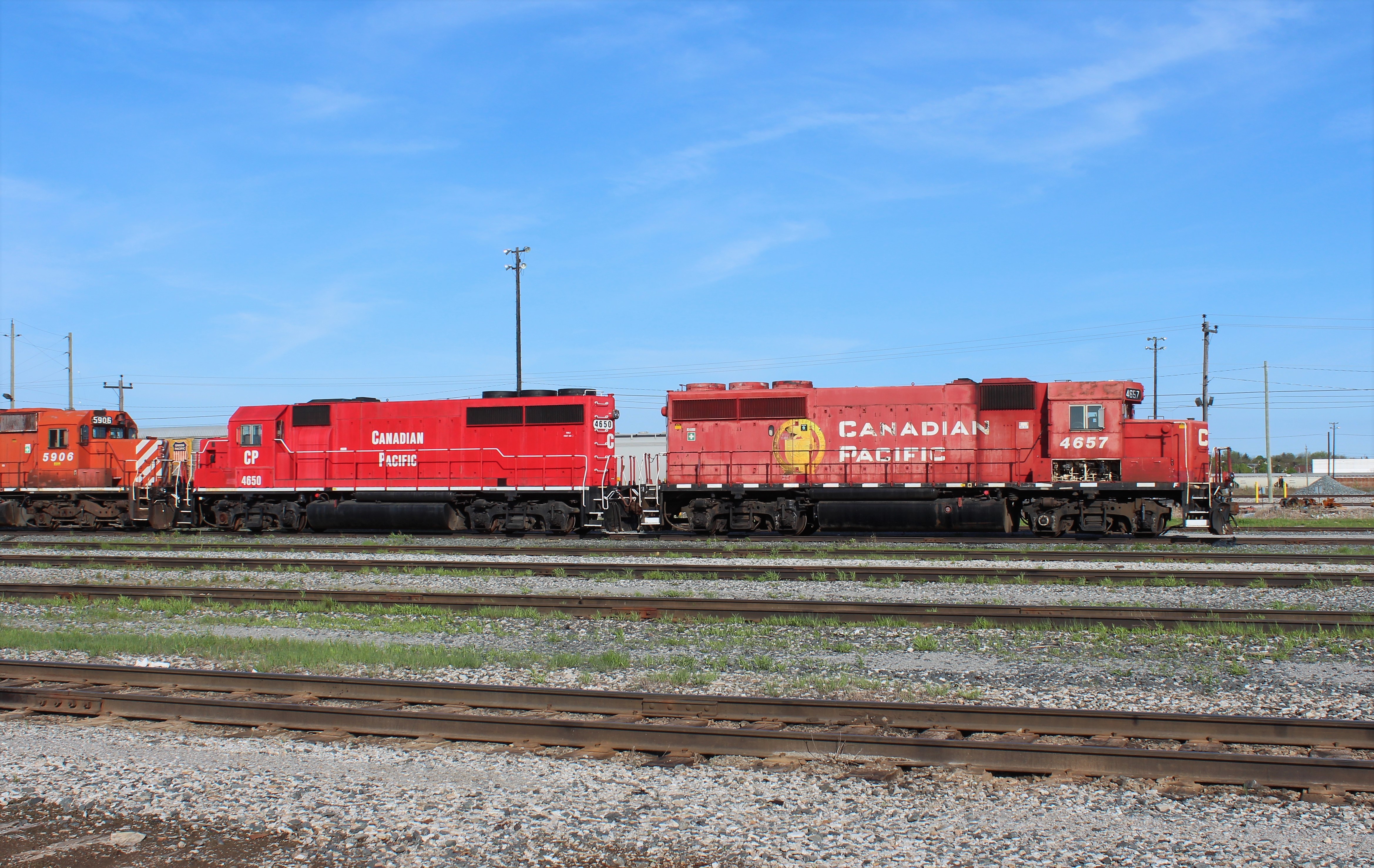 Railpictures.ca - Paul Santos Photo: A pair of contrasting GP40-2 units have been shuffled to ...