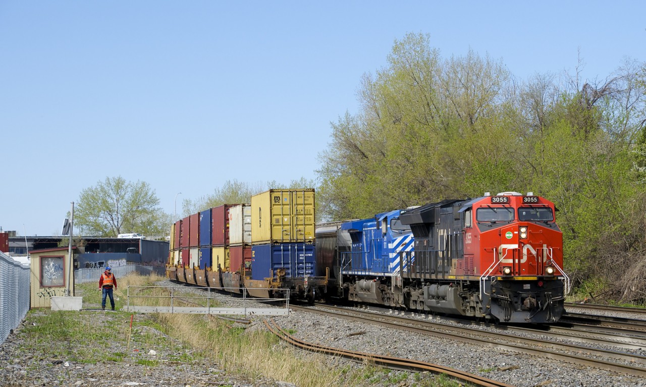 Railpictures.ca - Michael Berry Photo: With CN 149′s tail end at left (the train is stopped due ...