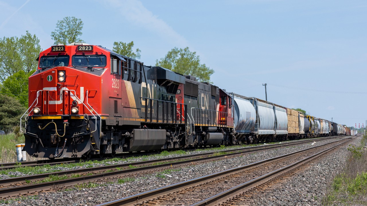 Railpictures.ca - Yijia Wang Photo: CN 2823 arriving at Belleville | Railpictures.ca – Canadian ...