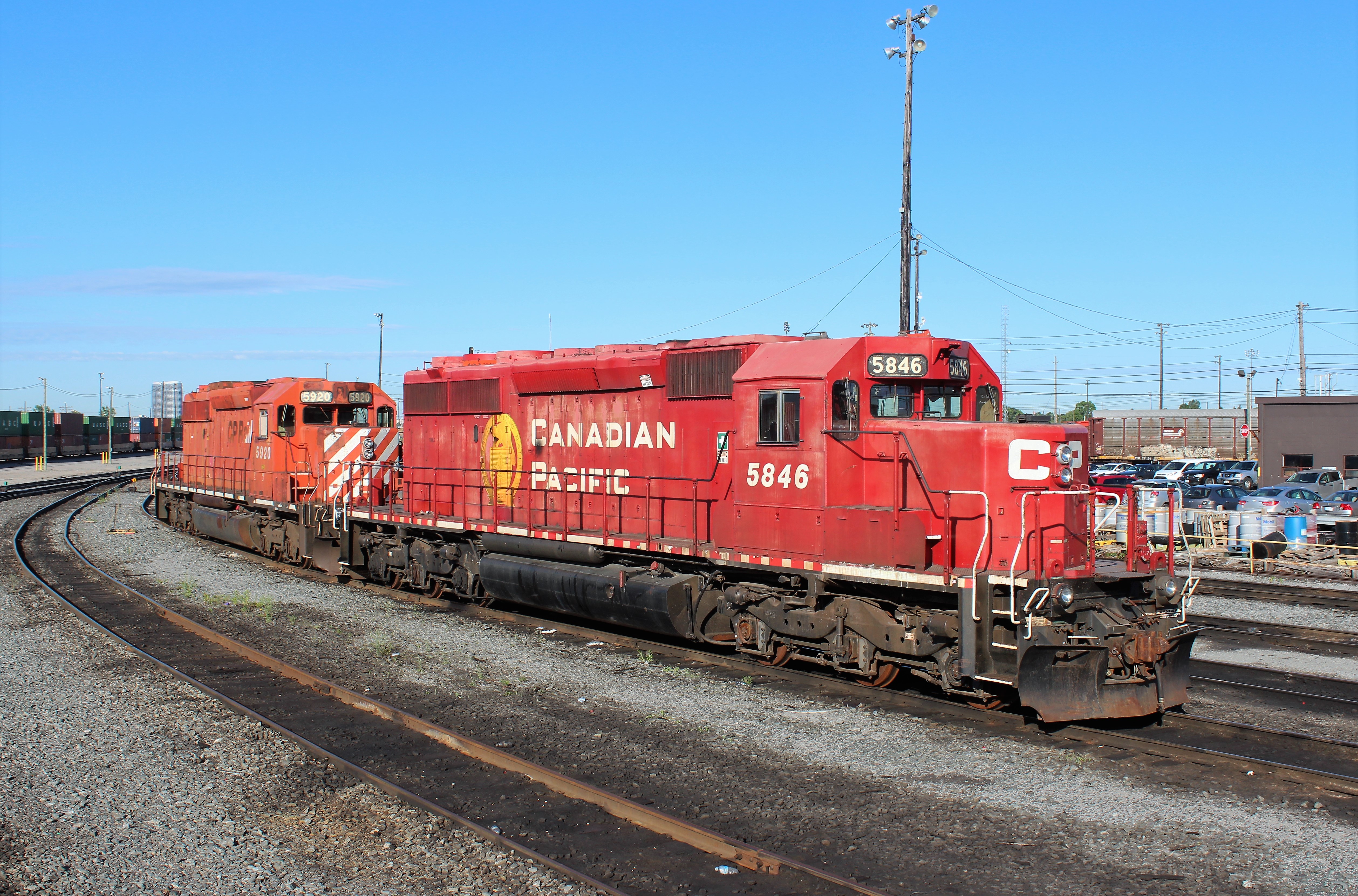 Railpictures.ca - Paul Santos Photo: A pair of dash 2′s brighten up the west end tracks. The ...