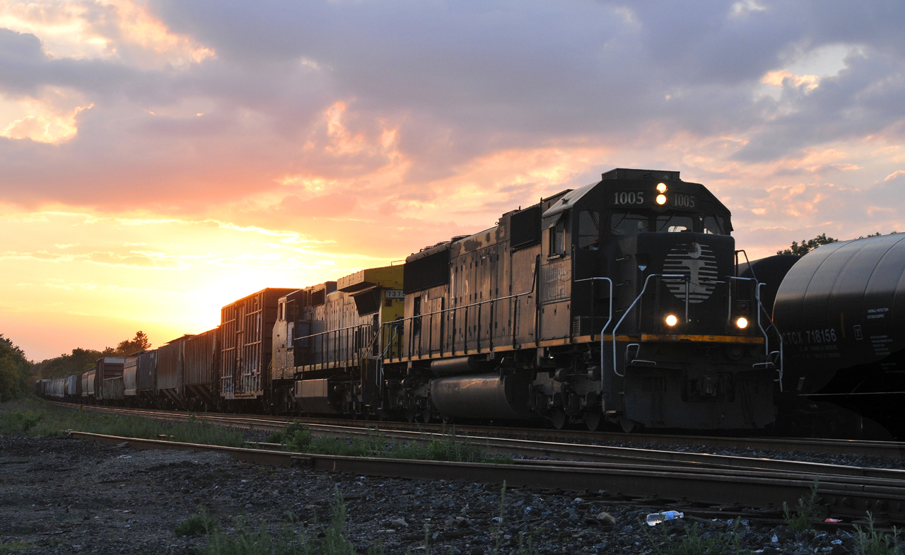 Railpictures.ca - James Gardiner Photo: IC 1005 – GECX 7375 lead 91 cars through Brantford on ...