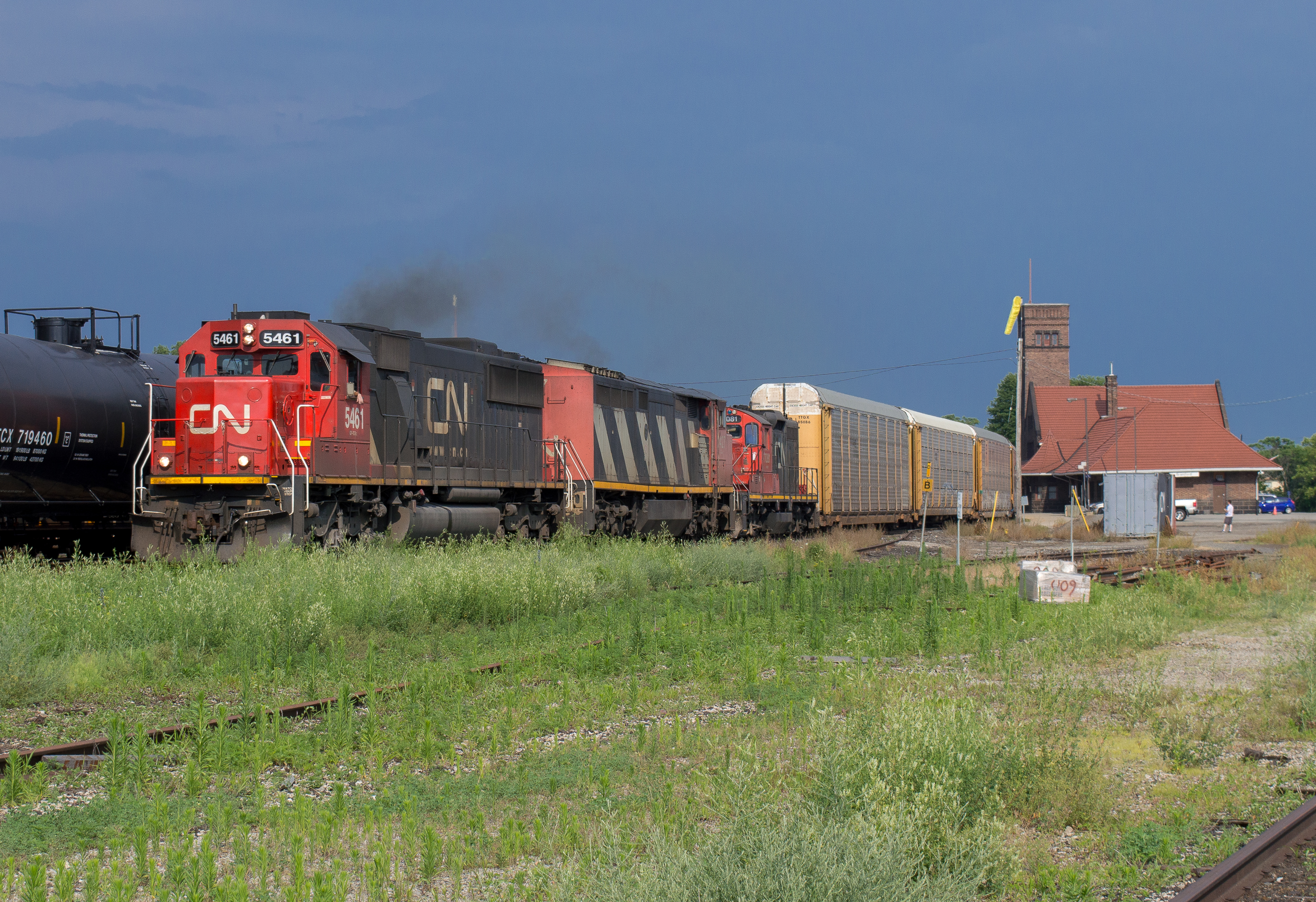 Railpictures.ca - Joseph Bishop Photo: CN 435 blasts through Brantford with some intense storm ...