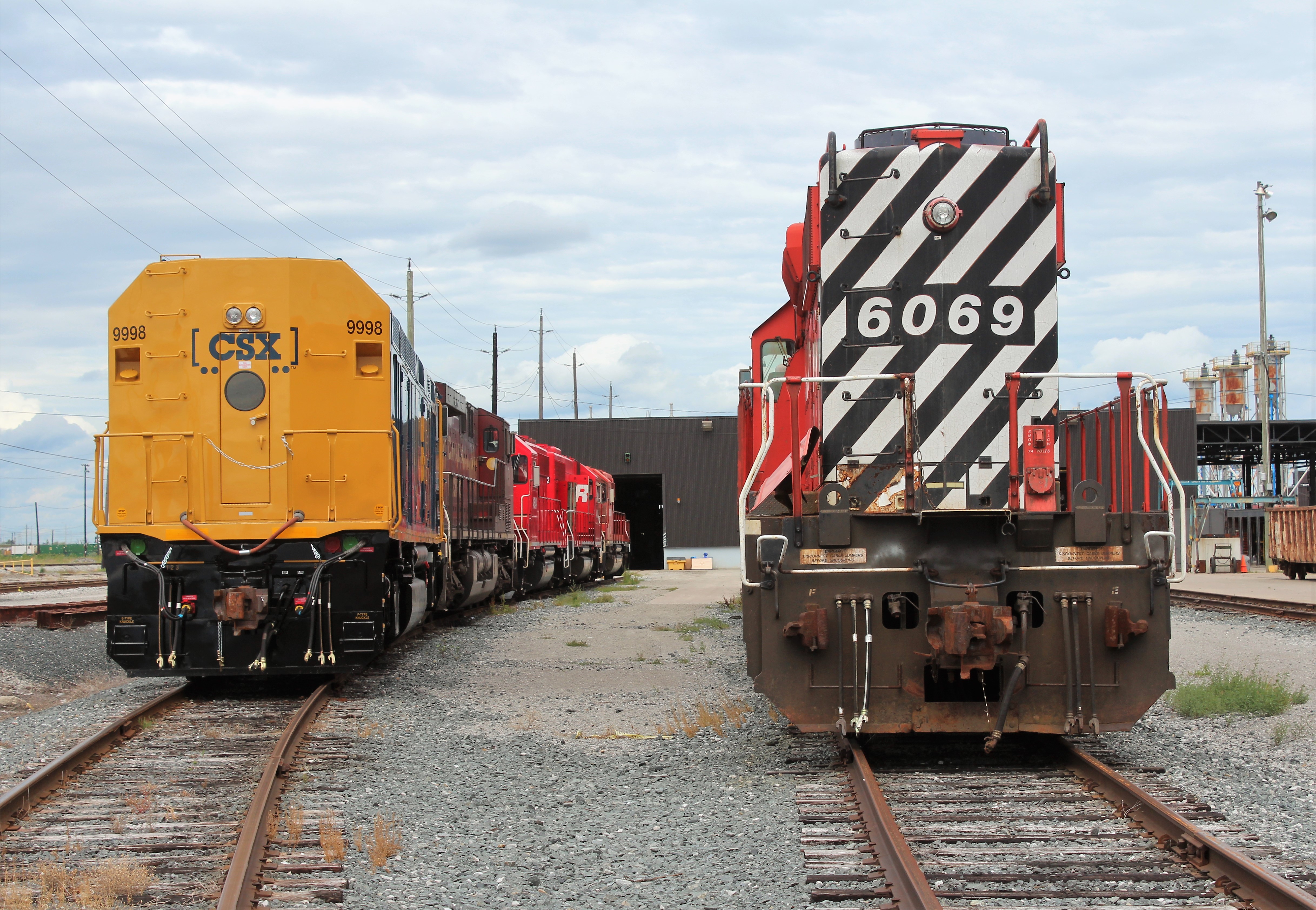 Railpictures.ca - Paul Santos Photo: A pair of different dash 2 models, rear views of CSX F40PH ...