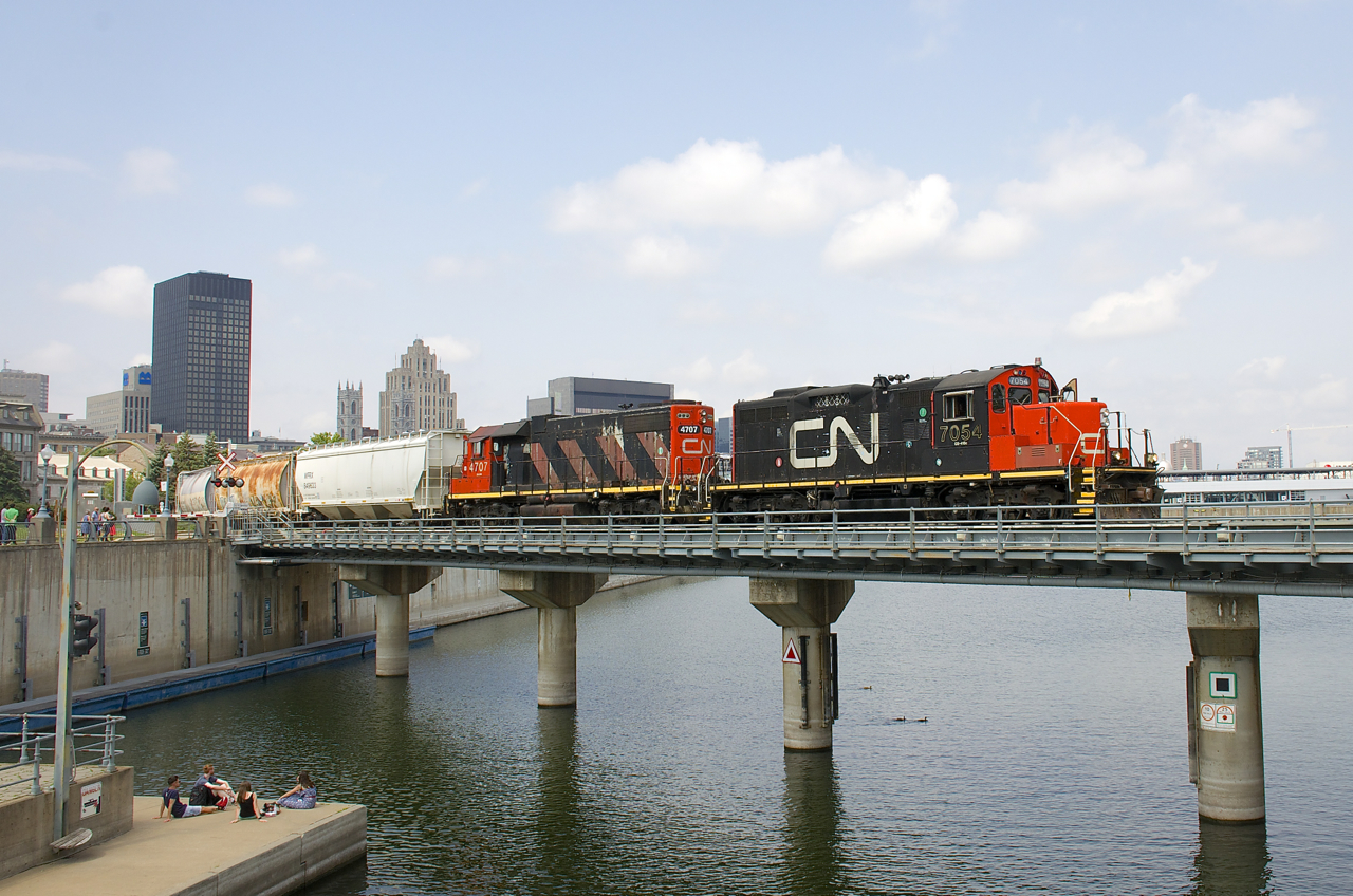 Railpictures.ca - Michael Berry Photo: CN 7054 & CN 4707 lead a short transfer out of the Port ...