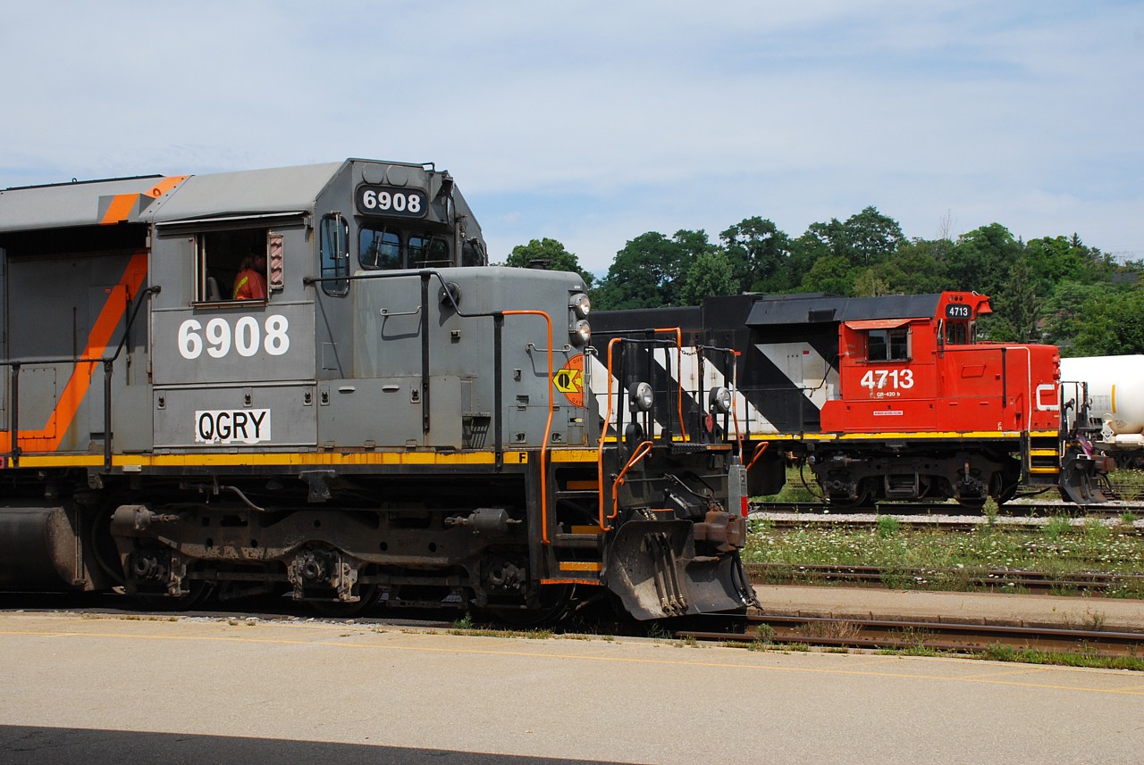Railpictures.ca - Rob Smith Photo: RLHH 2081 and QGRY 6908 came up light power from Hamilton mid ...