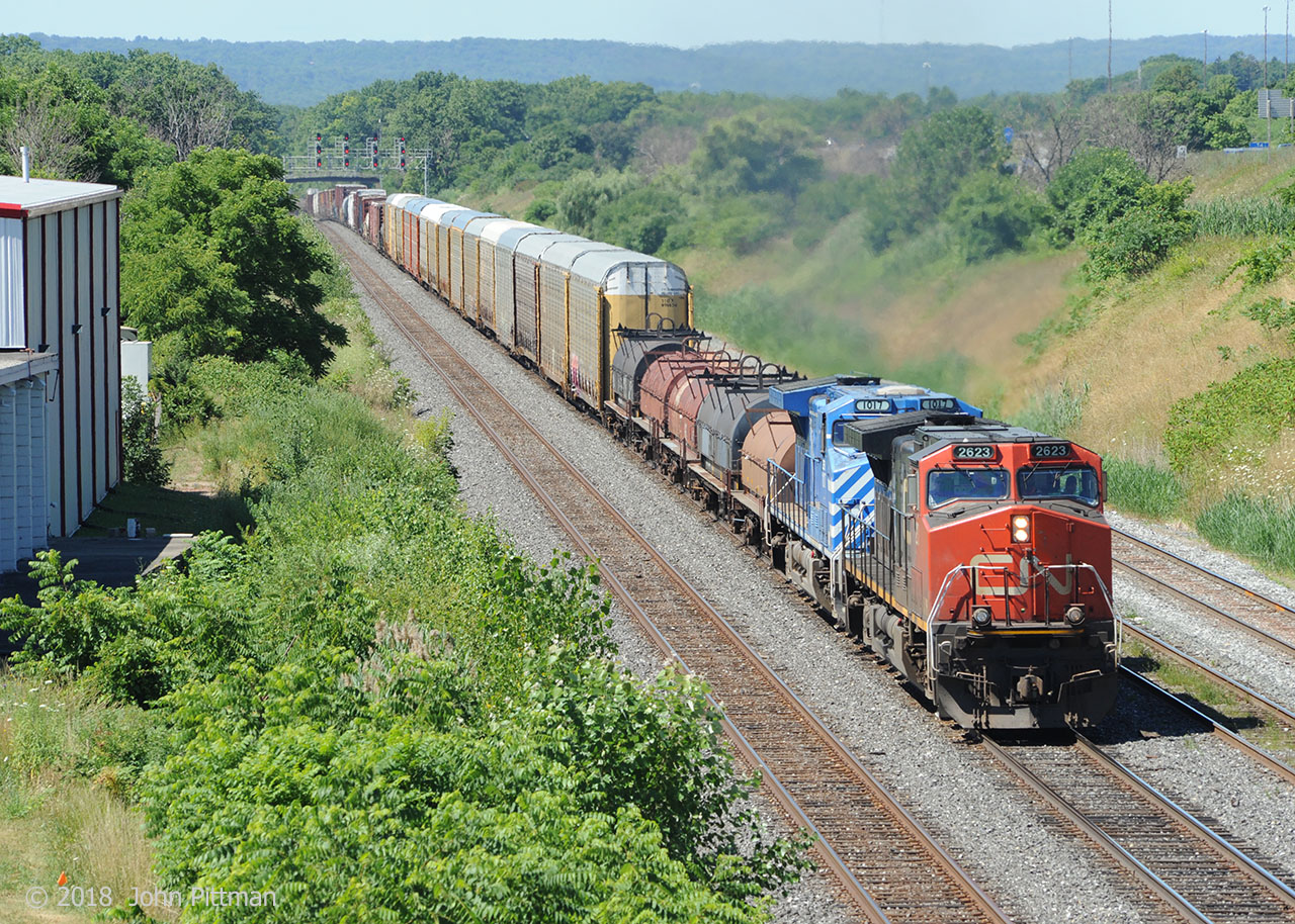 Railpictures.ca - John Pittman Photo: AC4400 CEFX 1017 adds colour and interest to this ...