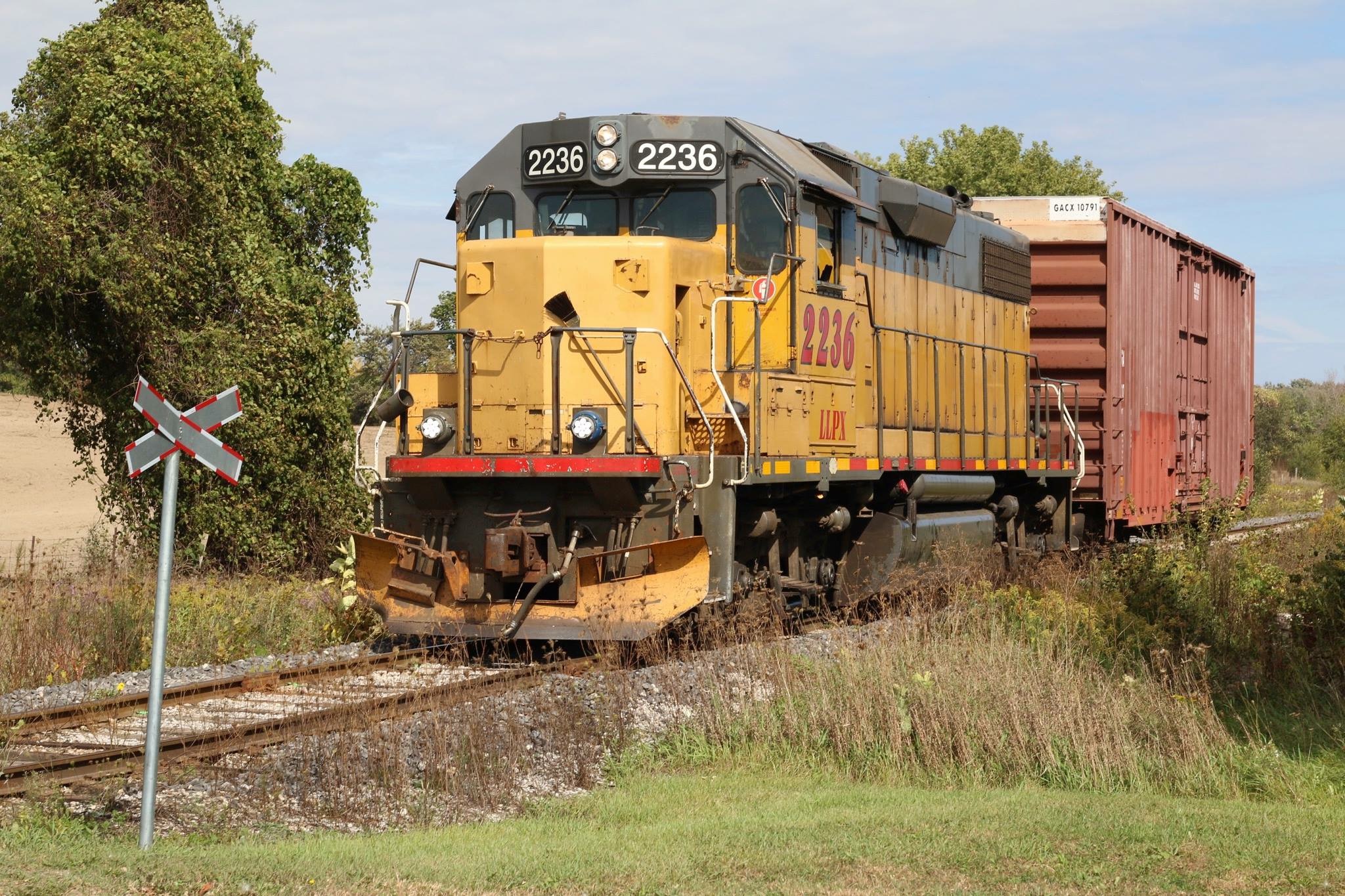 Railpictures.ca - Marcus W Stevens Photo: A homemade cross buck protects a private crossing east ...