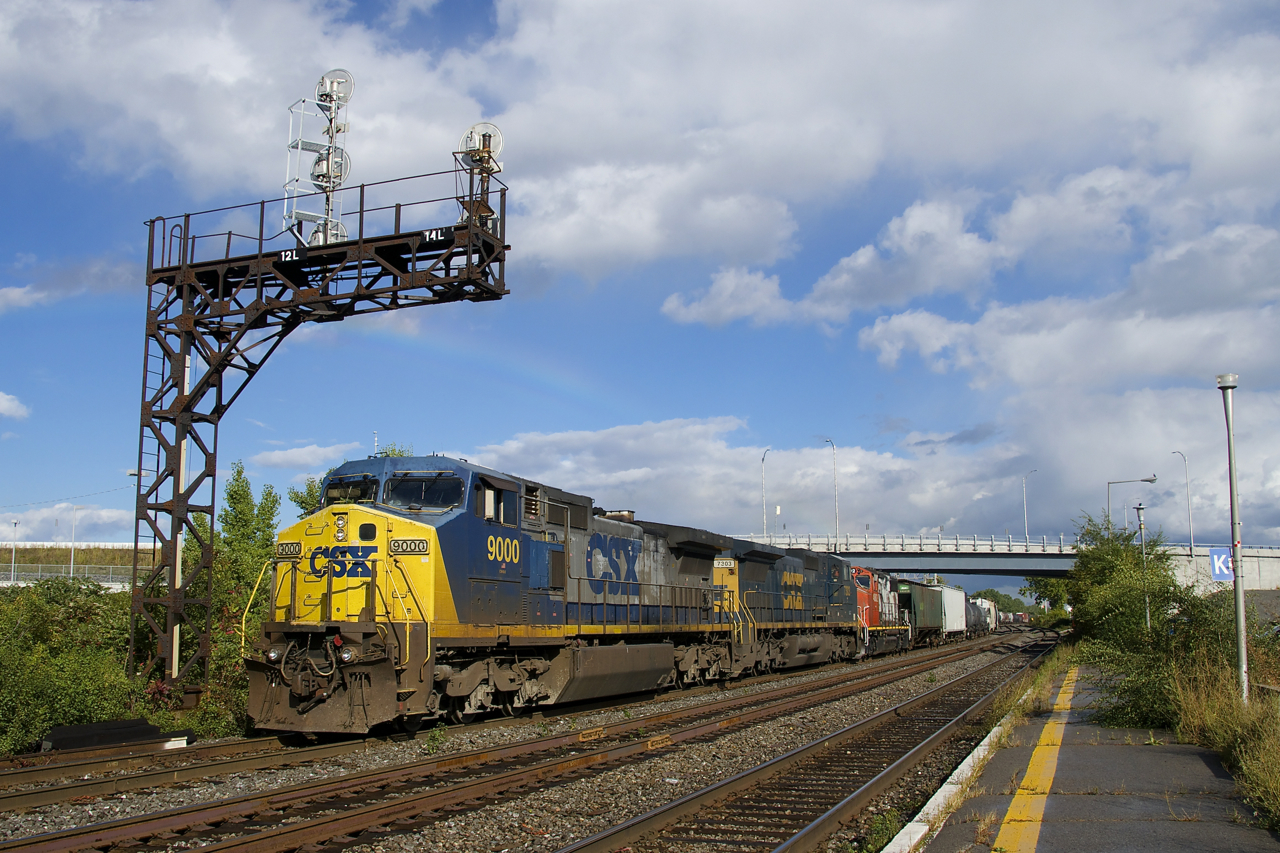 Railpictures.ca - Michael Berry Photo: CSXT 9000-9052 were built with both some Dash9 features ...