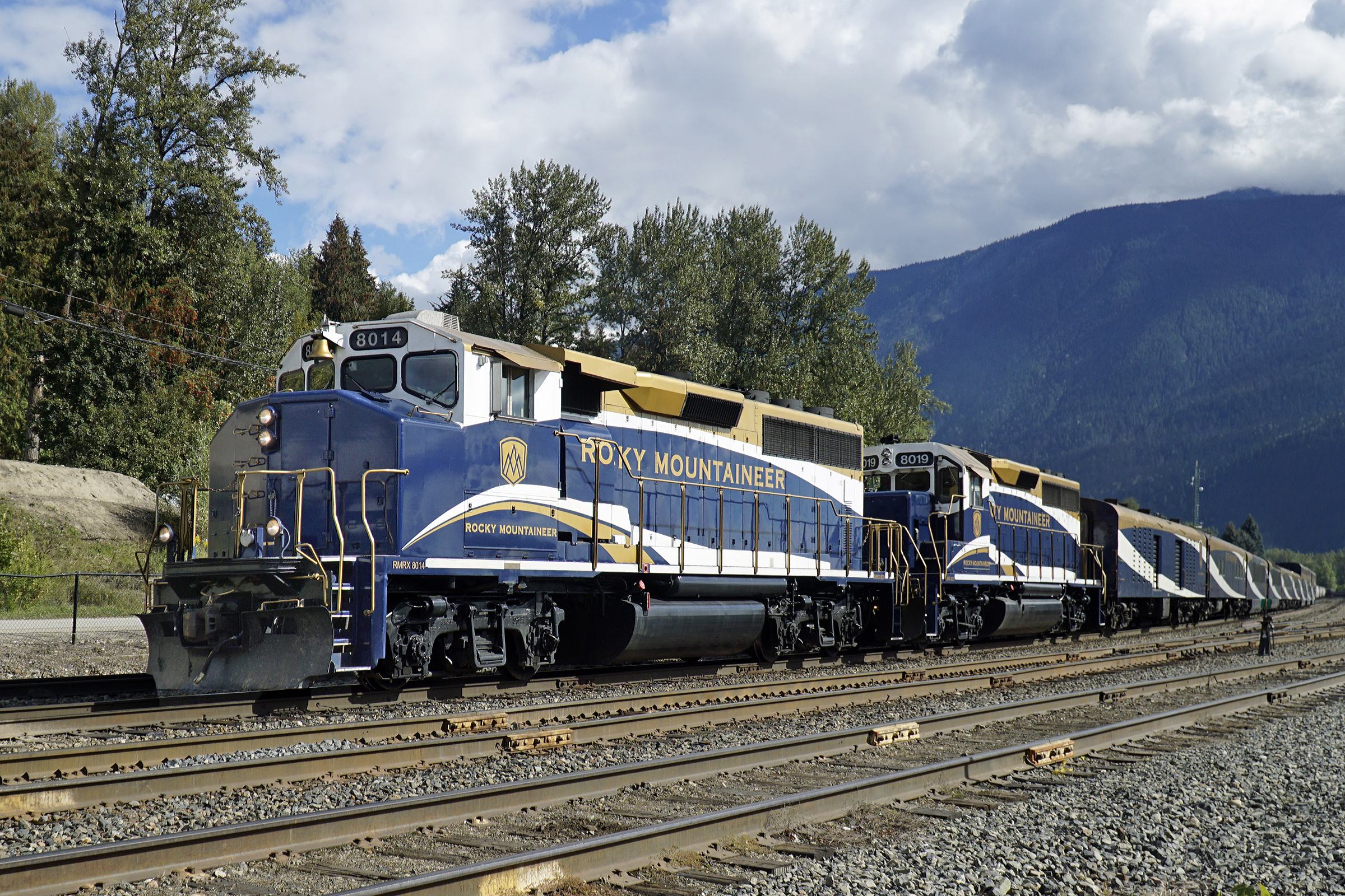 Railpictures.ca - colin arnot Photo: The westbound Rocky Mountaineer cruises through Revelstoke ...