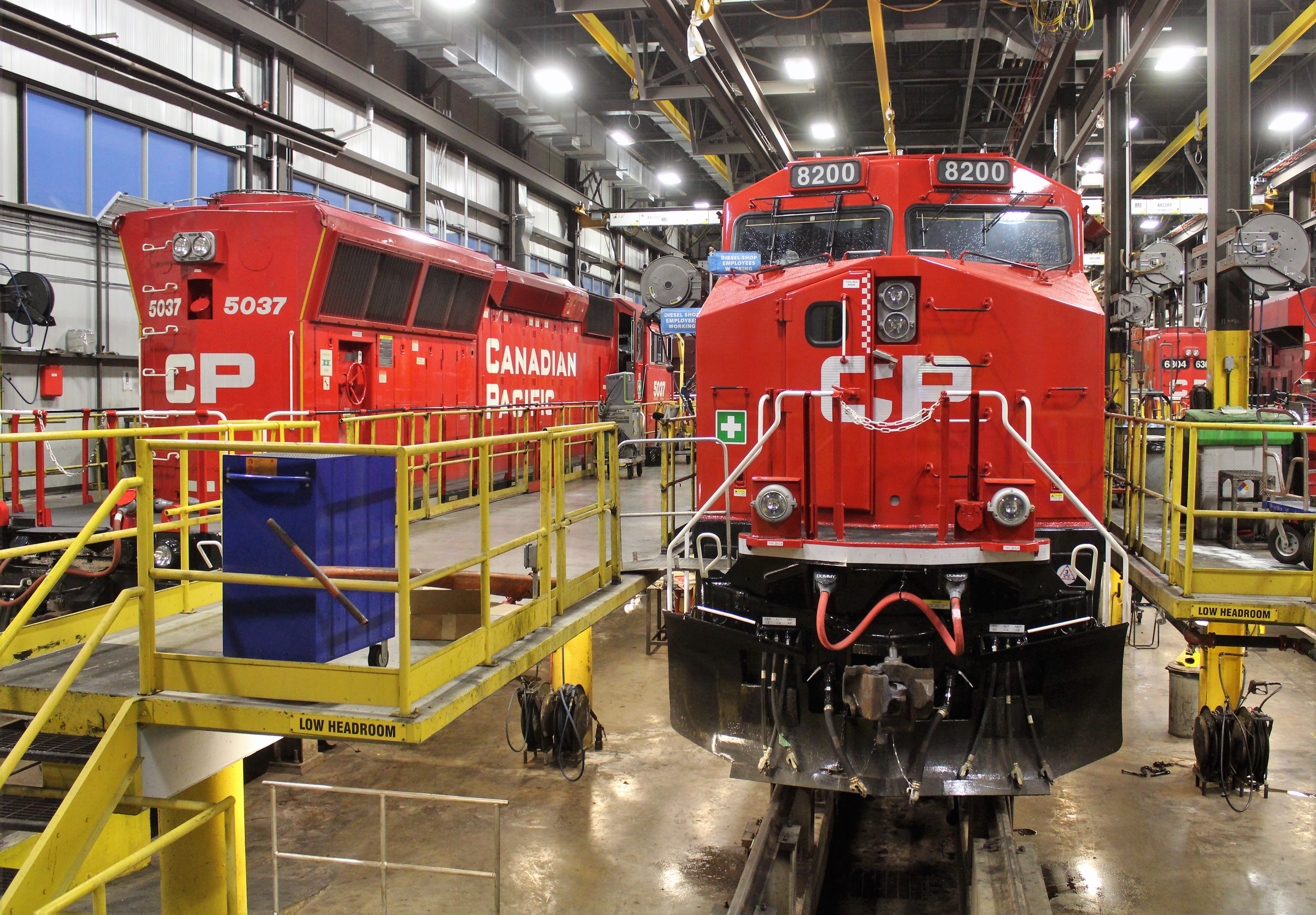 Railpictures.ca - Paul Santos Photo: SD30eco and newly built AC4400CWM pose together in the shop ...