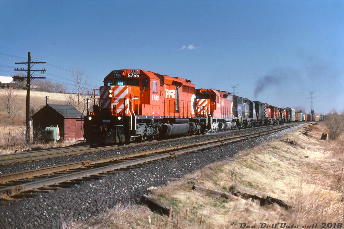 Railpictures.ca - Keith Hansen photo, Dan Dell'Unto coll. Photo: Something new, something old ...
