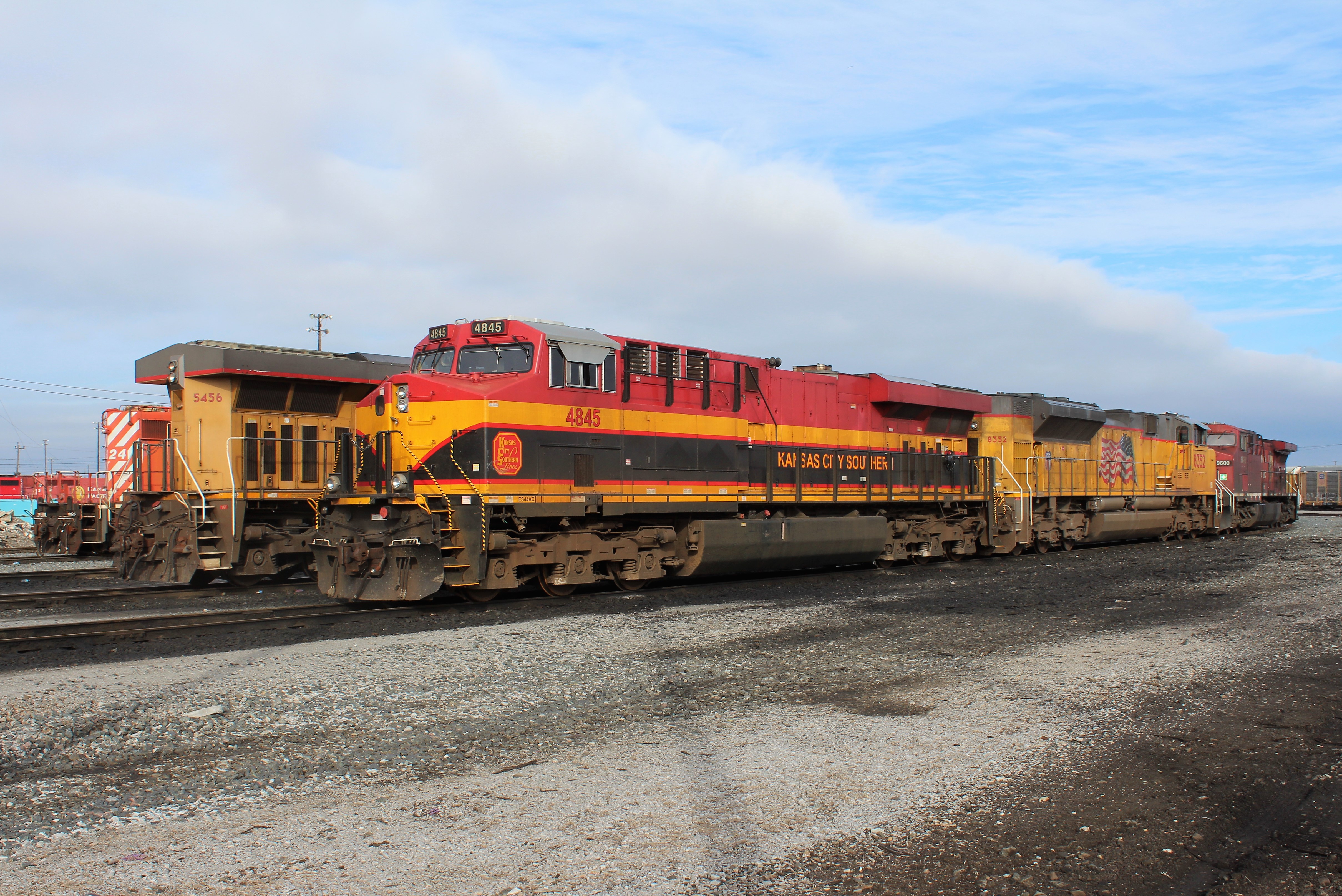Railpictures.ca - Paul Santos Photo: A nice start to the year with sunshine and the bright ...