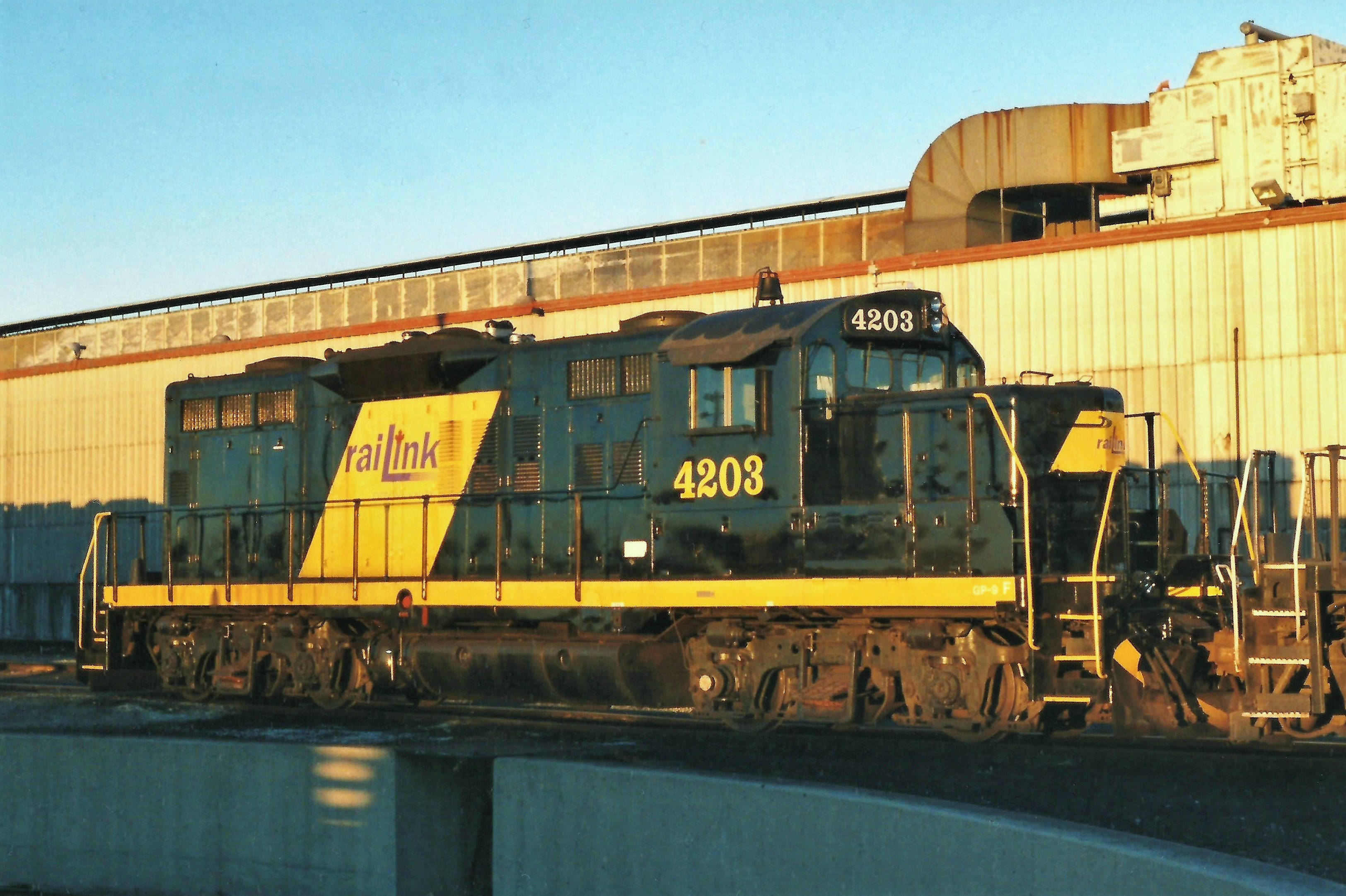 Railpictures.ca - Paul Santos Photo: Railink Ottawa Valley GP9E by the pit of the Agincourt ...
