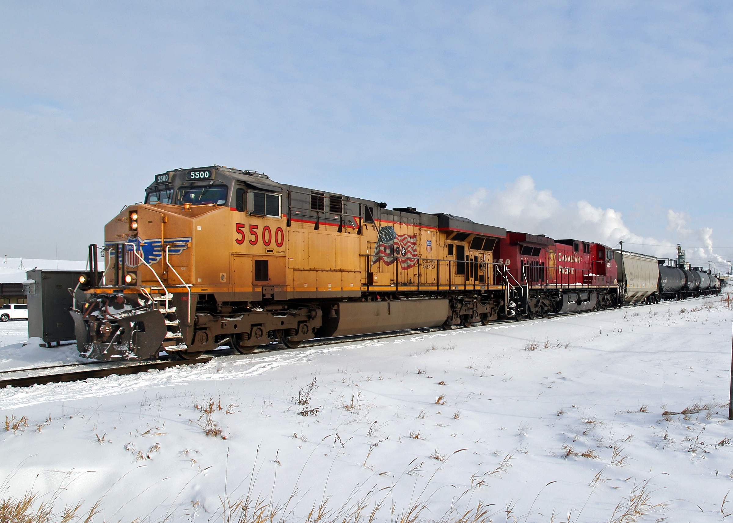 Railpictures.ca - colin arnot Photo: UP 5500 and CP 9758 lead an oil train south at East ...