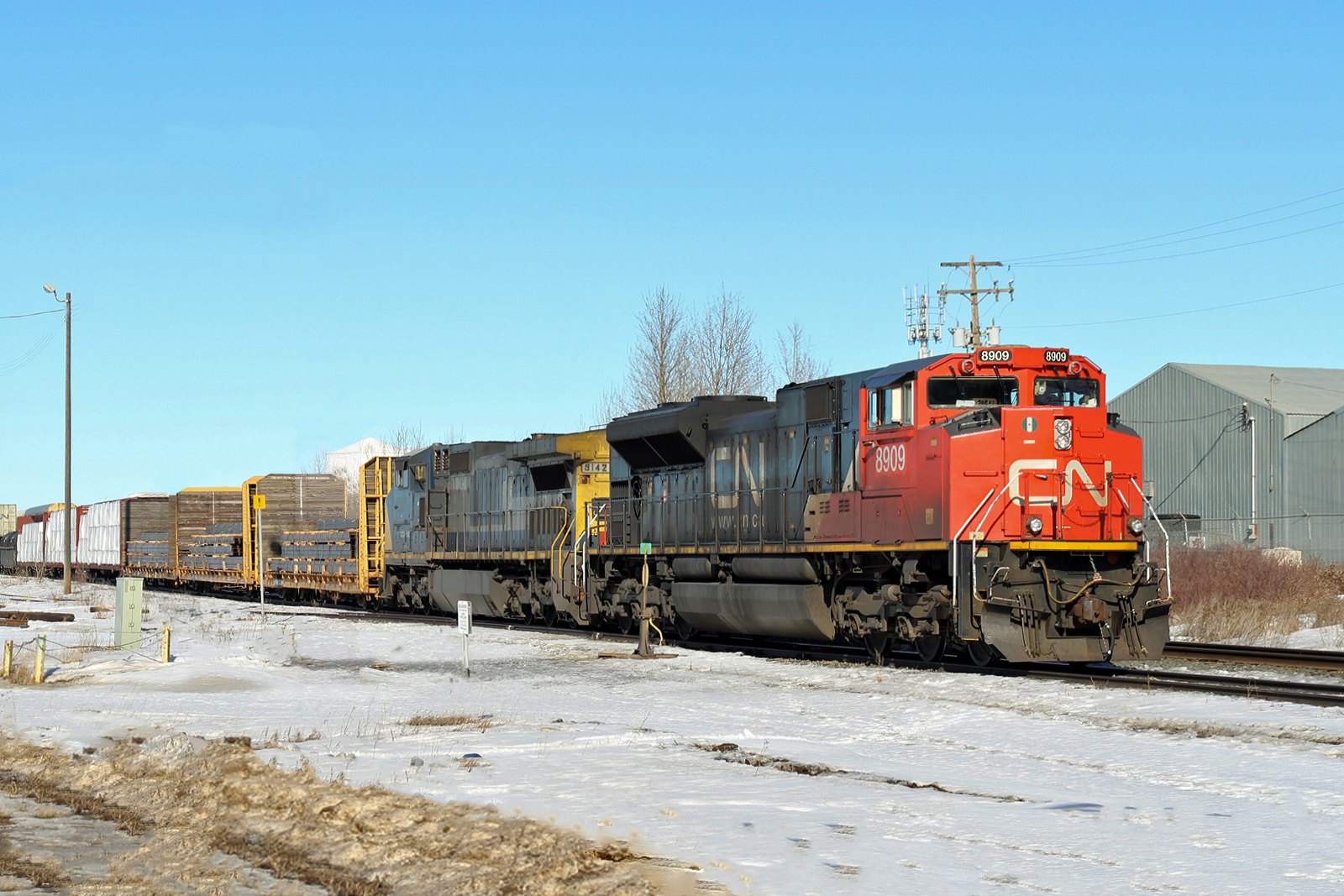 Railpictures.ca - colin arnot Photo: CN 8909 and GECX 9142 sit in the siding at East Edmonton ...