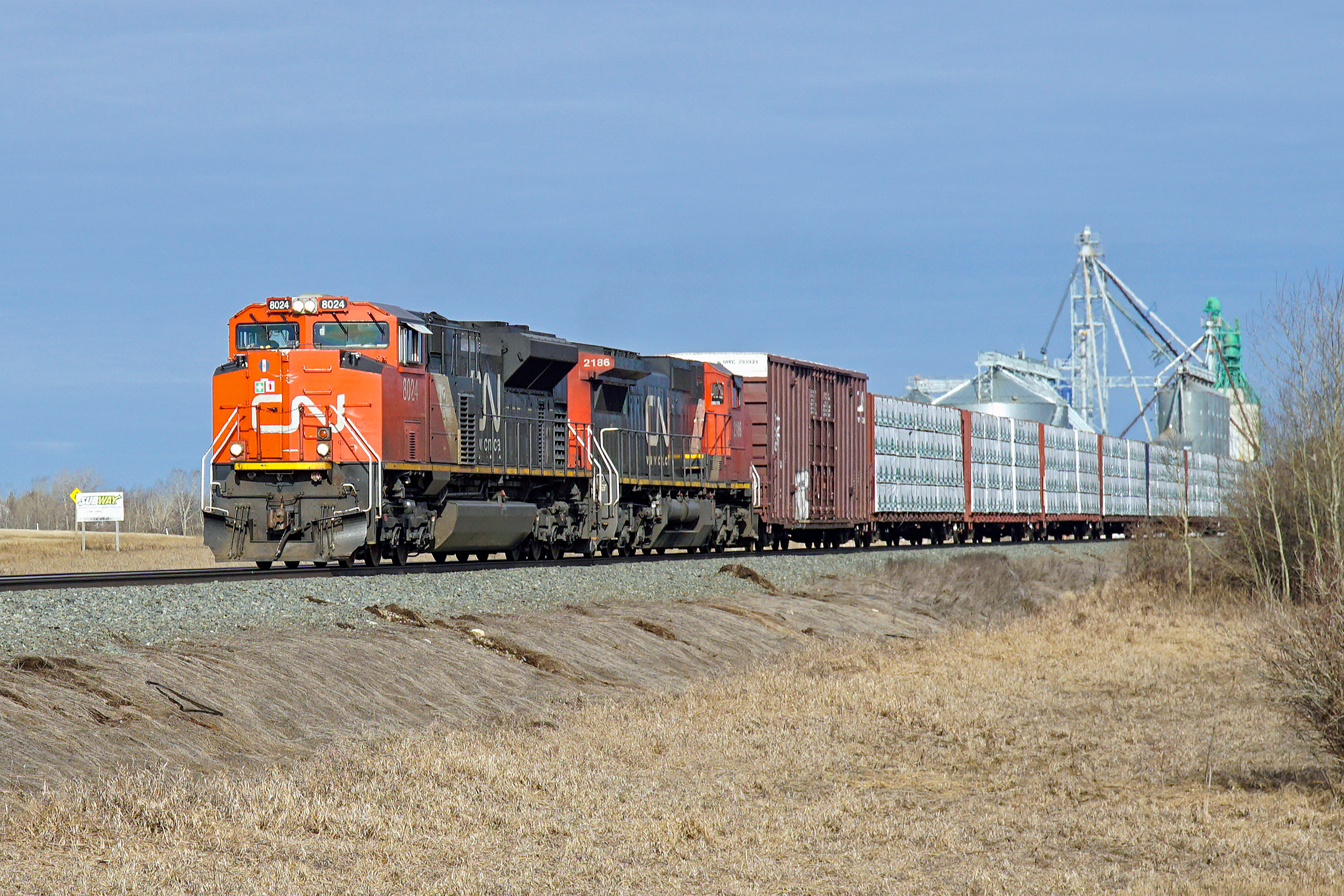 Railpictures.ca - colin arnot Photo: SD70M-2 CN 8024 and DASH 8-40CW CN 2186 (Ex BNSF) head east ...