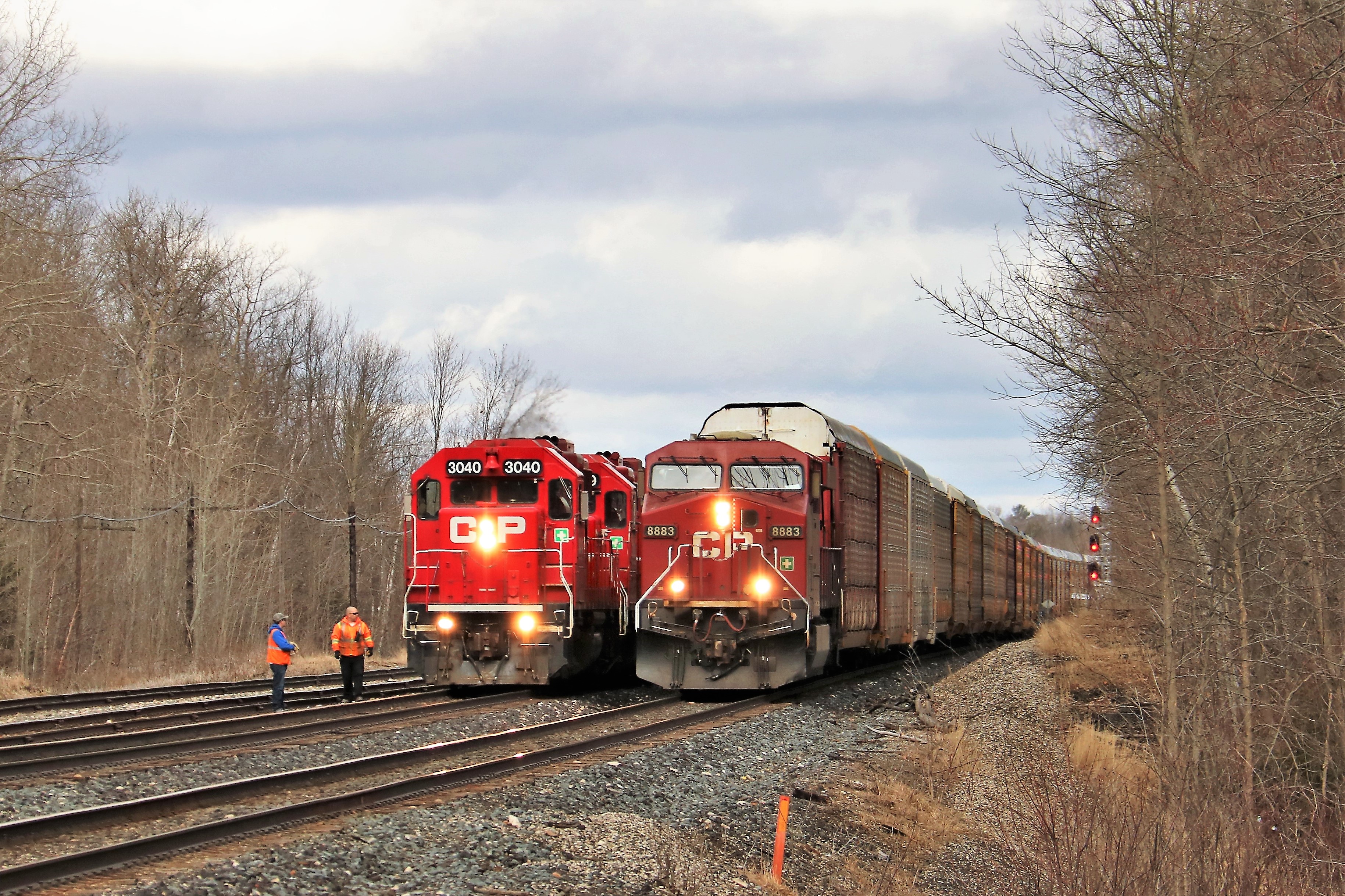 Railpictures.ca - BPurdy Photo: The crew of T69 (CP 3040) depart their train to inspect CP 147 ...