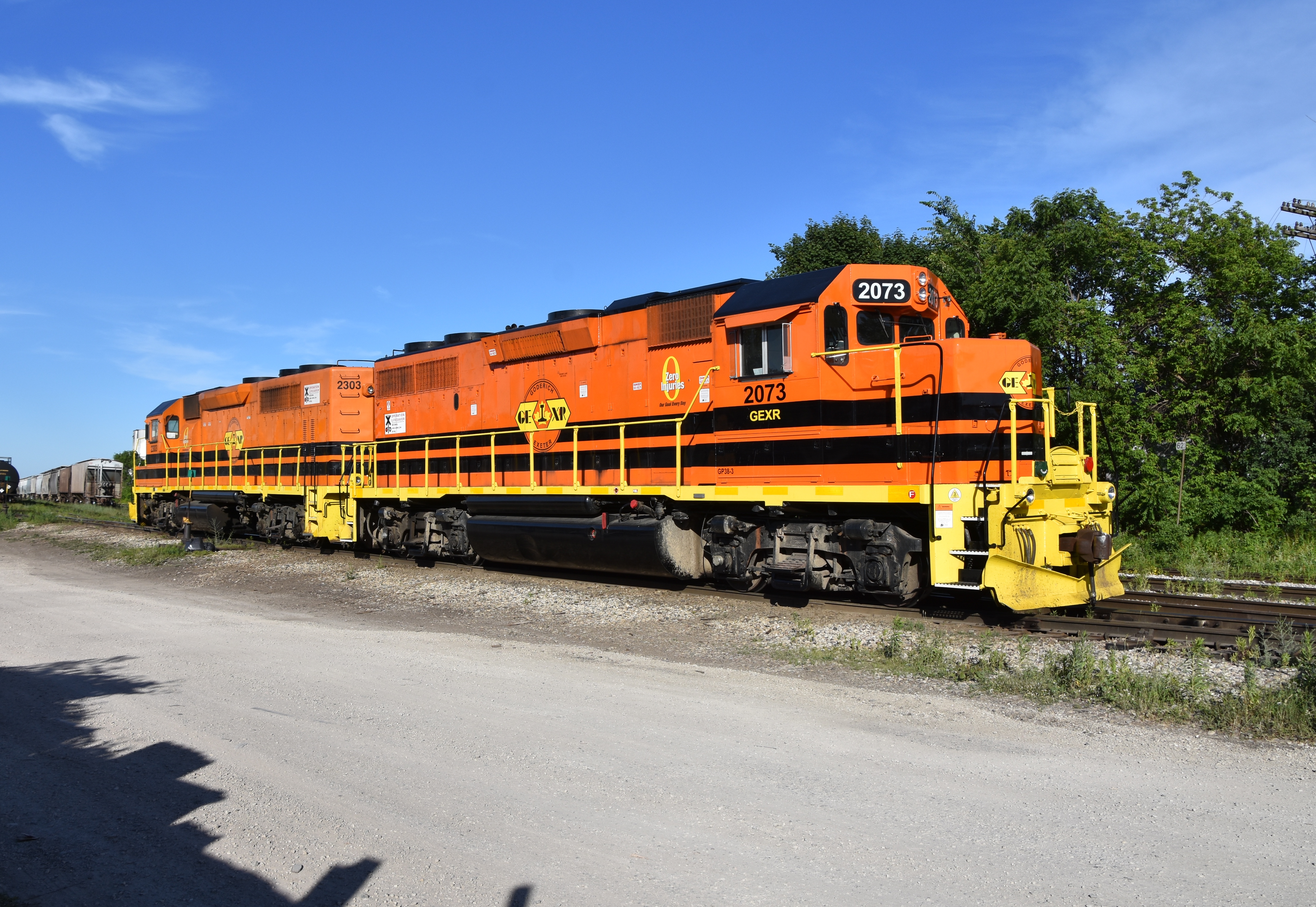 Railpictures.ca - Vintage2000 Photo: GEXR geeps 2073 and 2303 in matching G&W paint idle away in ...