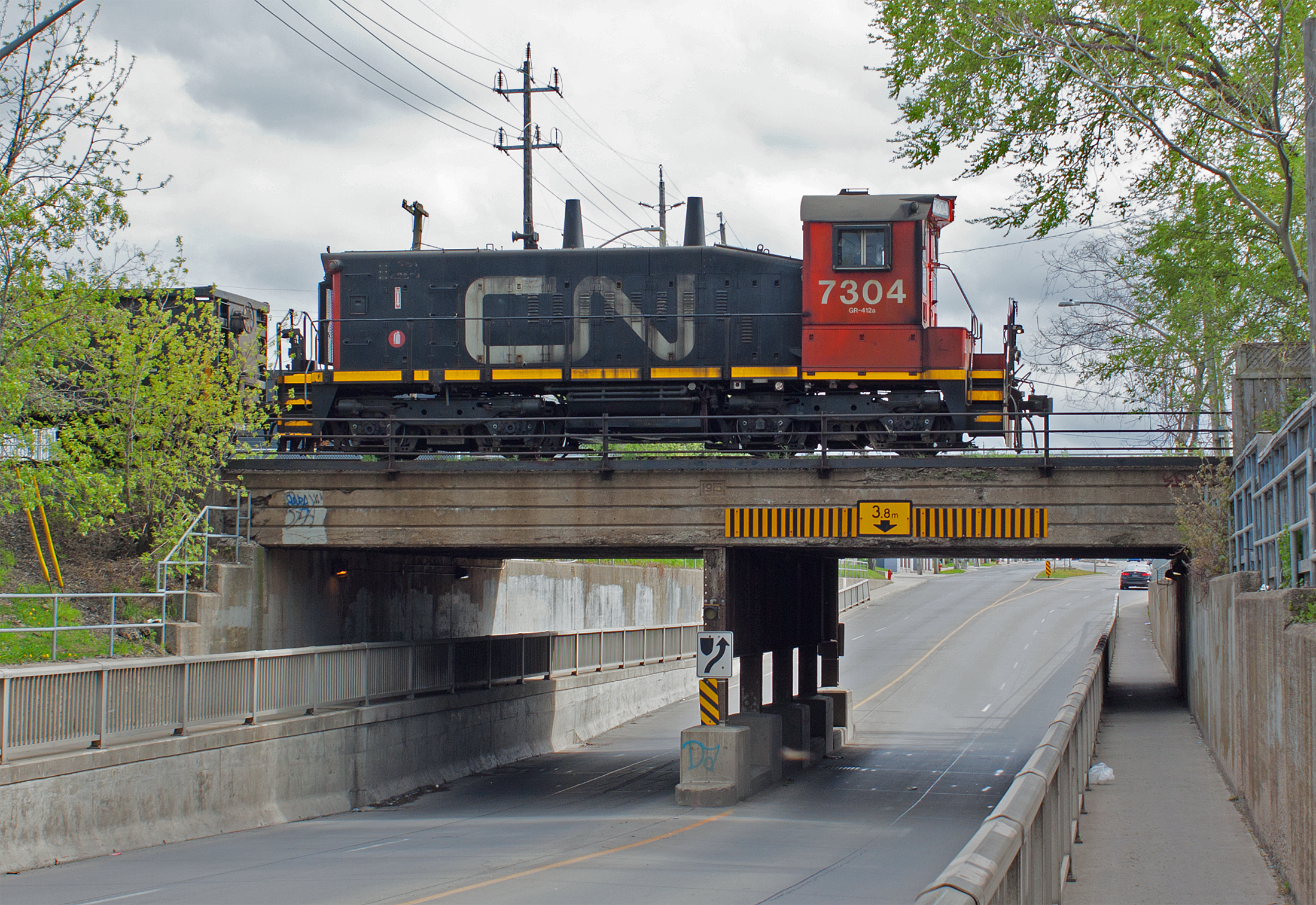 Railpictures.ca - Mark MacCauley Photo: In behind me, CP TH-31 crosses Kenilworth Ave, arrives ...