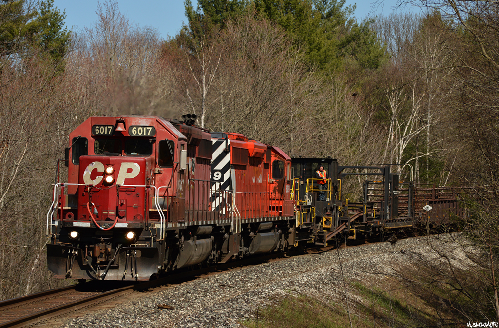 Railpictures.ca - MuskokaMoFo Photo: CP 6017 and CP 6069 head up rail train “4WMA-07″ about to ...