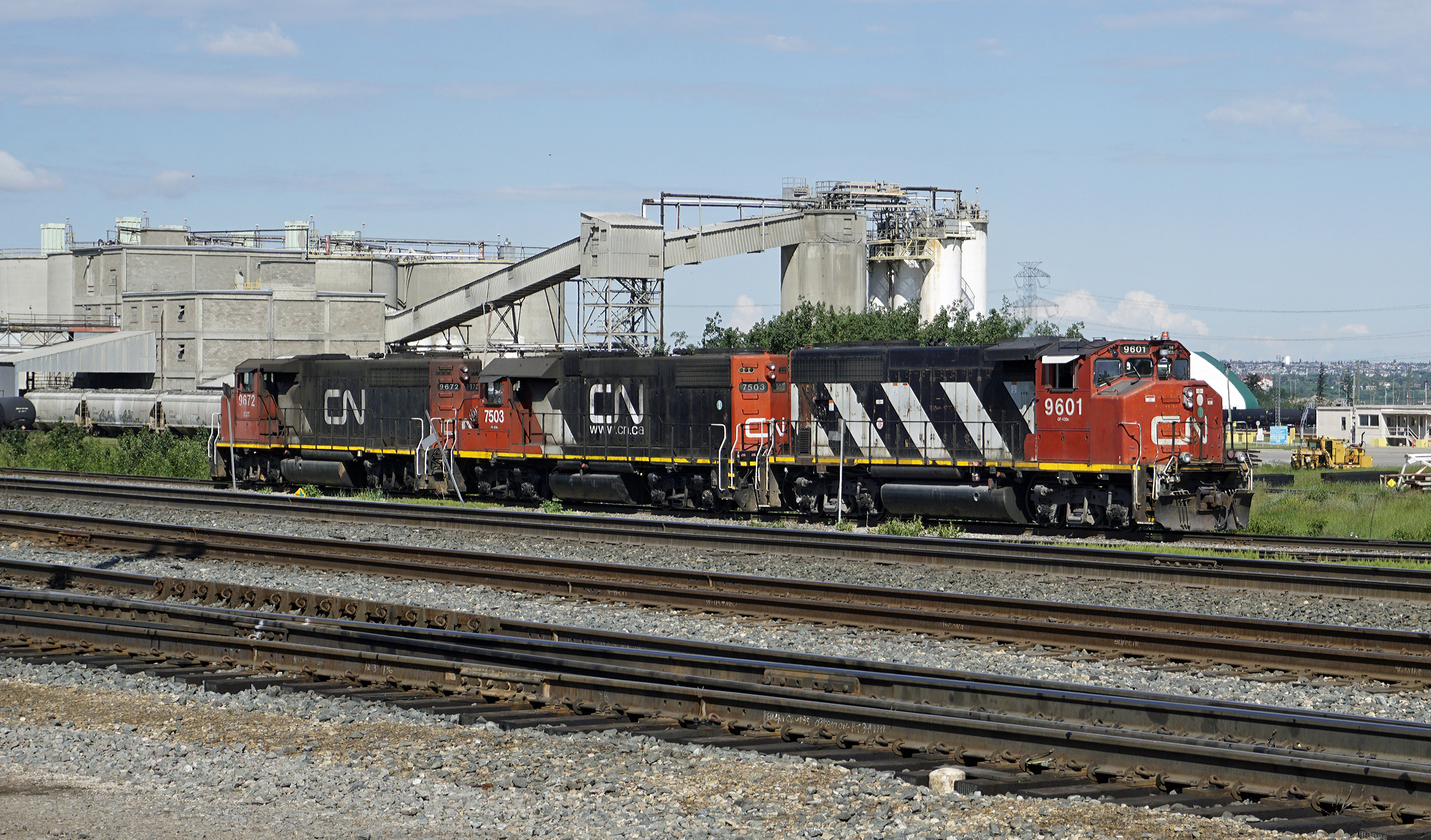 Railpictures.ca - colin arnot Photo: GP40-2s CN 9601 and 9672 bracket SD38-2 CN 7503 as they ...