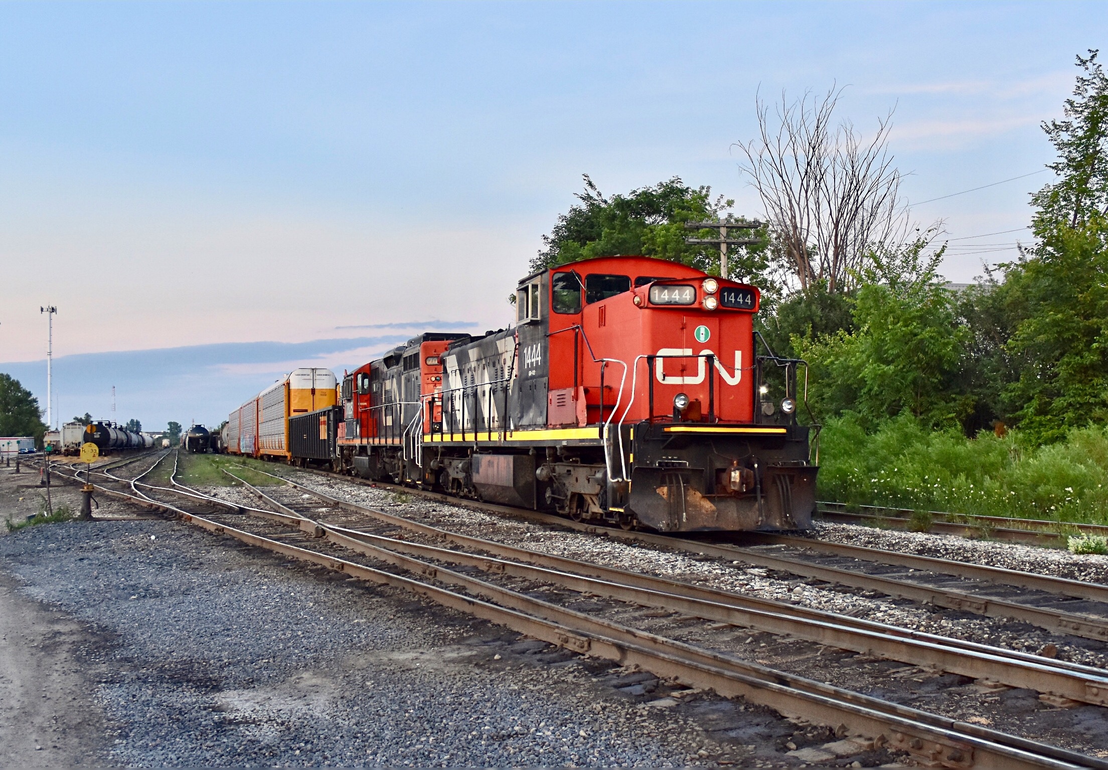 Railpictures.ca - Vintage2000 Photo: Wednesday night in Kitchener at exactly 9pm finds CN GMD-1U ...