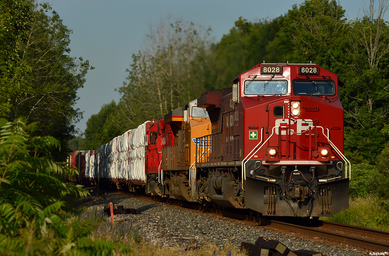 Railpictures.ca - MuskokaMoFo Photo: CP 119 blasts through Springwater approaching Midhurst with ...