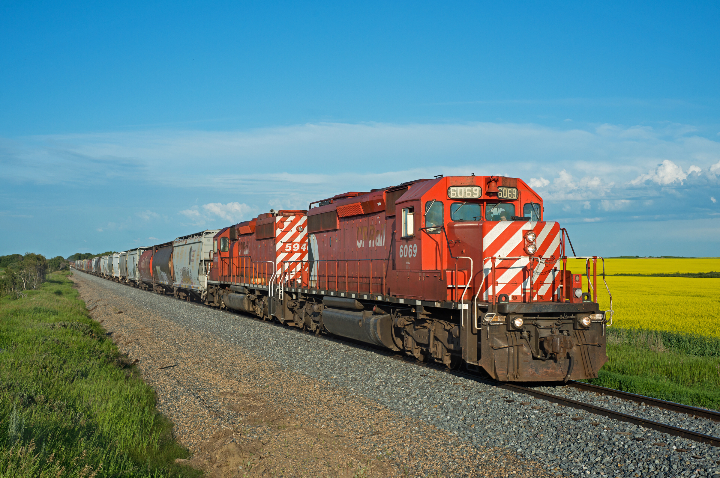 Railpictures.ca - Matt Watson Photo: With 155 cars in tow CP 6069 and 5946 head west on Hardisty ...
