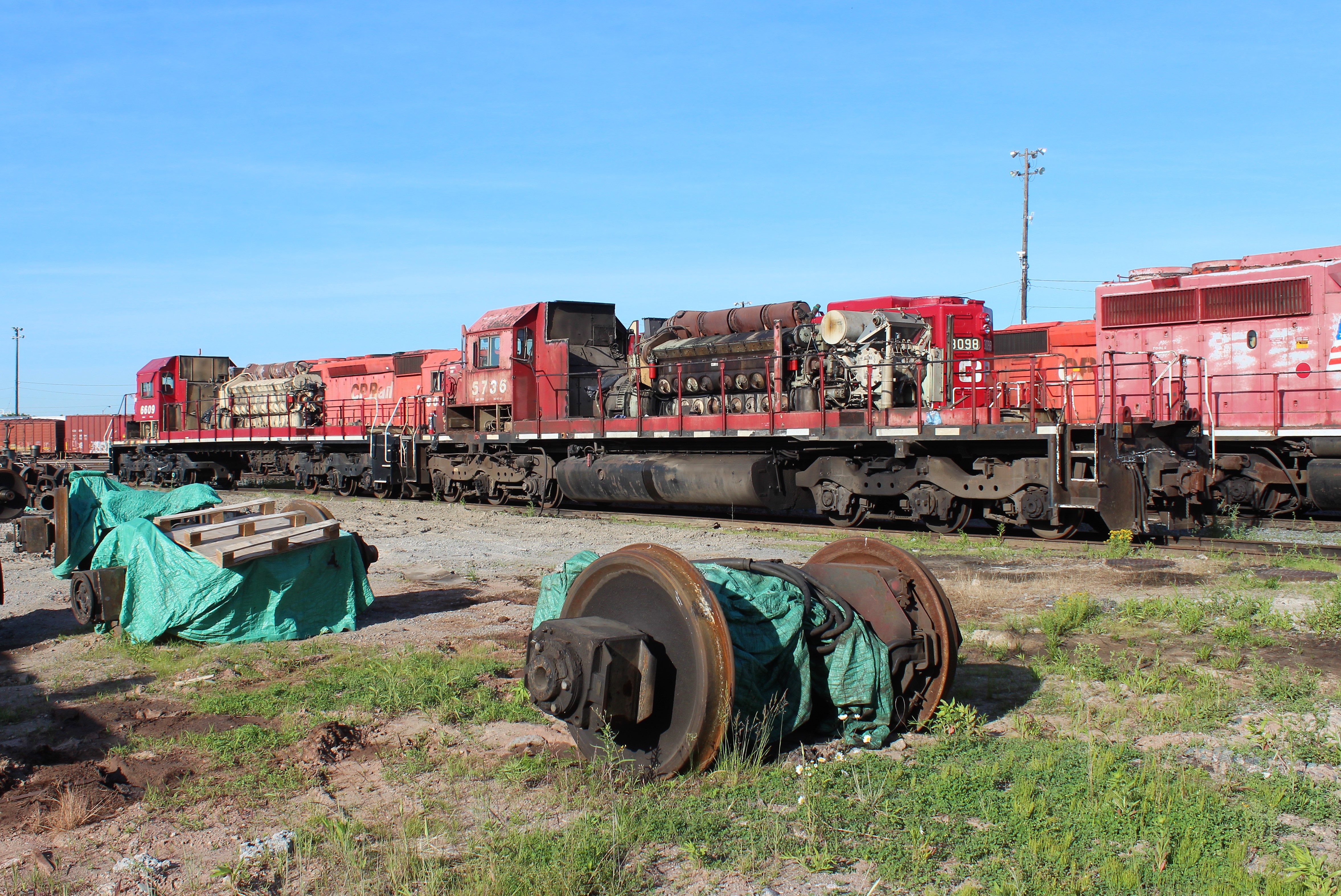 Railpictures.ca - Paul Santos Photo: A few traction motors are in the foreground of 2 SD40-2′s ...
