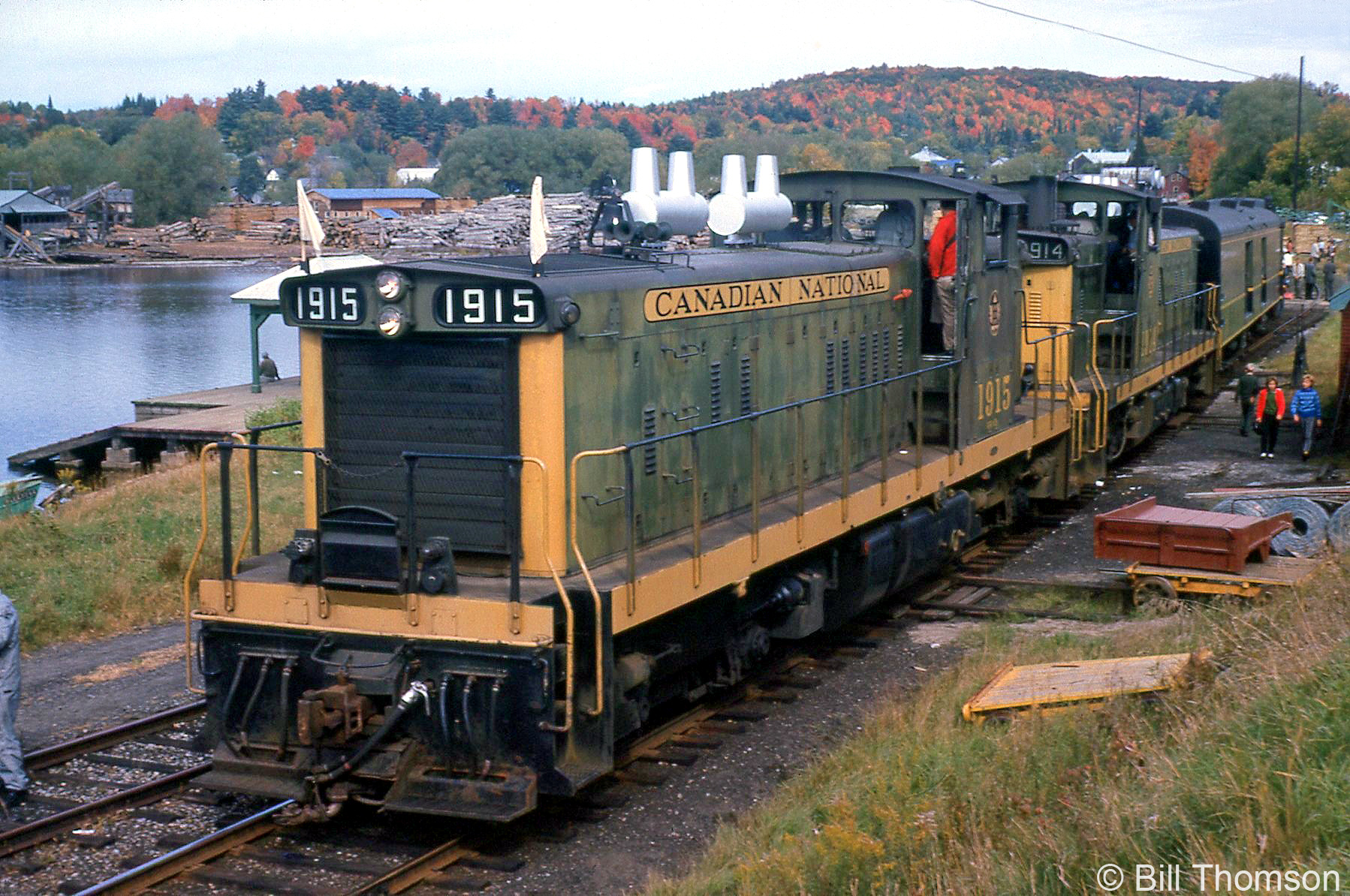 Railpictures.ca - Bill Thomson Photo: CN GMD-1′s 1915 and 1914, in matching yellow and green ...