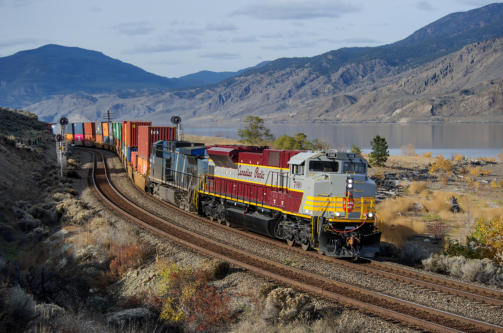 Railpictures.ca - Tim Stevens Photo: Wearing CP’s new “Script” heritage scheme, CP SD70ACU 7010 ...