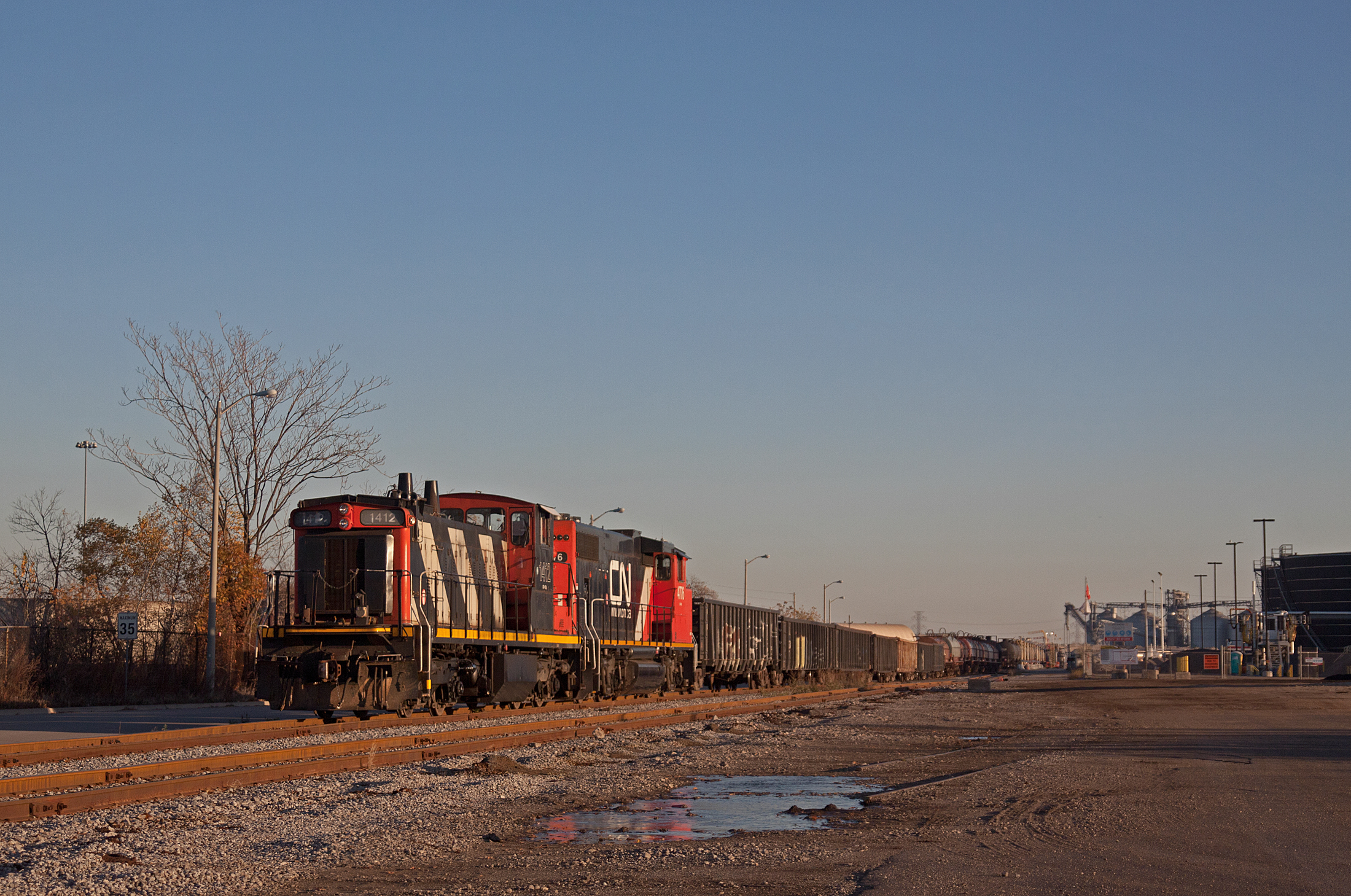 Railpictures.ca - Mark MacCauley Photo: Insert catchy heading here. This is a shot where there ...